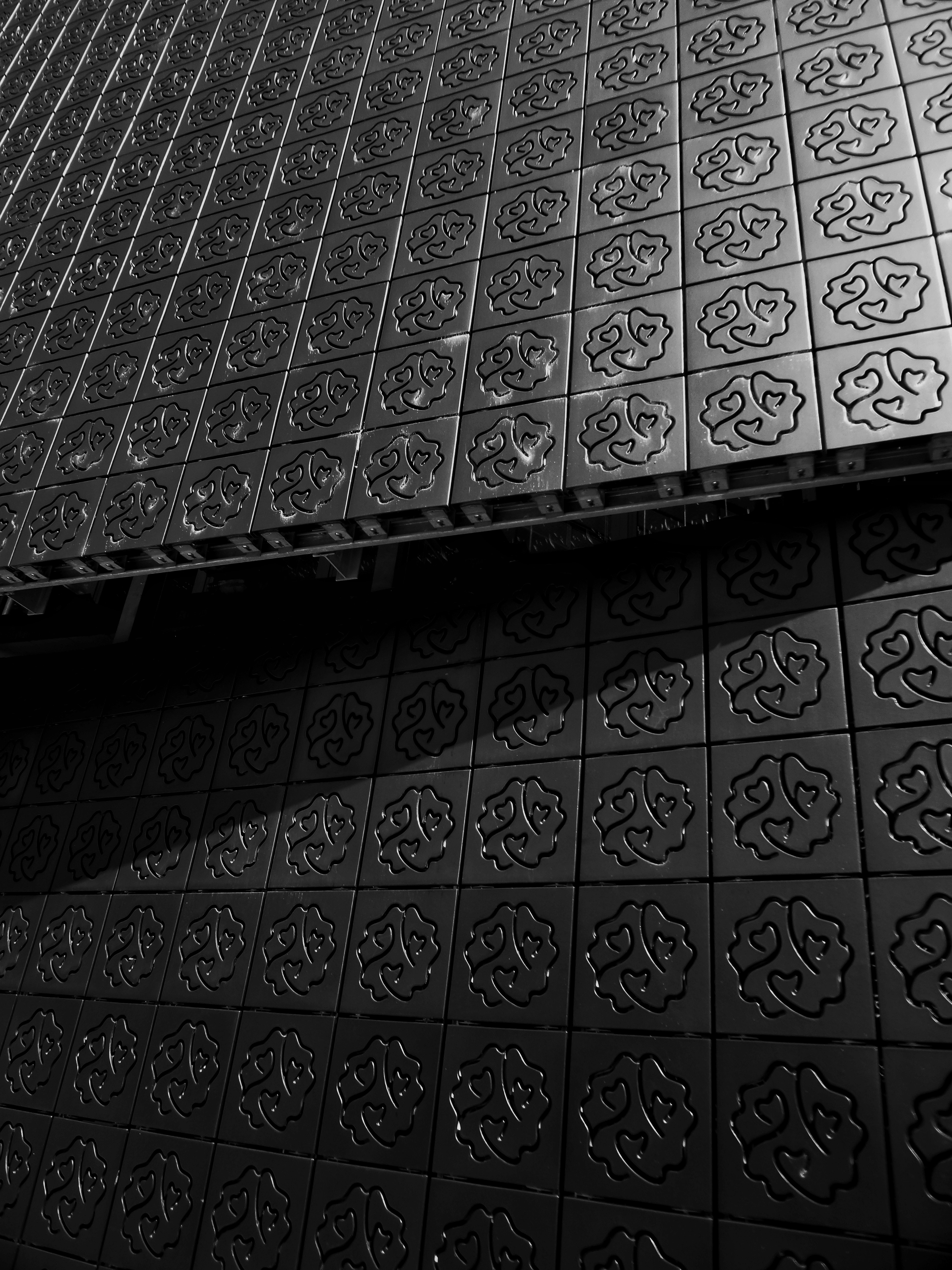 Una foto en blanco y negro de un piso de baldosas foto – Imagen de ...