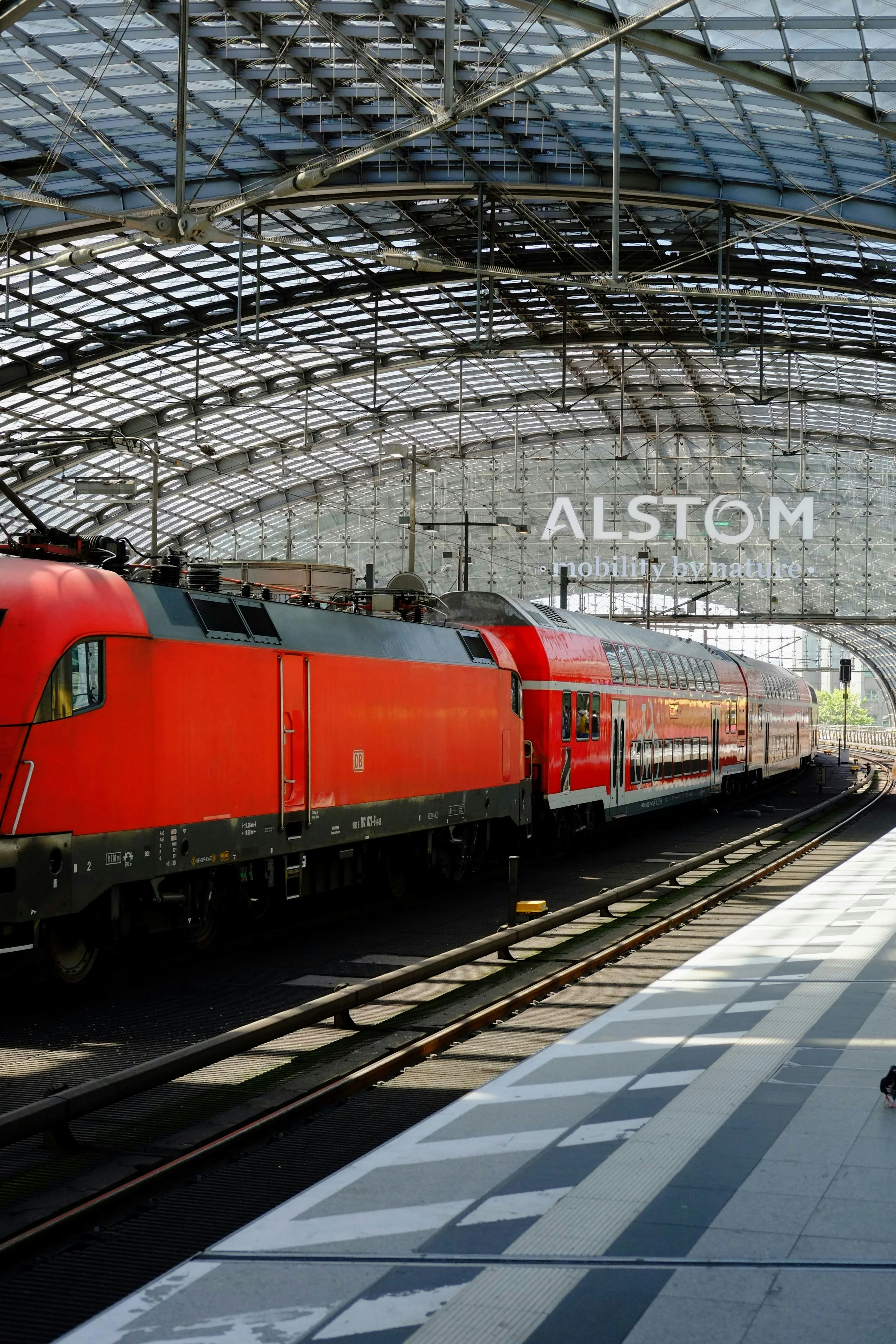 A red train pulling into a train station photo – Free Berlin central station Image on Unsplash