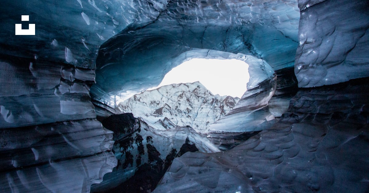 Una gran cueva de hielo en medio de una montaña foto – Imagen de ... Una gran cueva de hielo en medio de una montaña foto – Imagen de ...