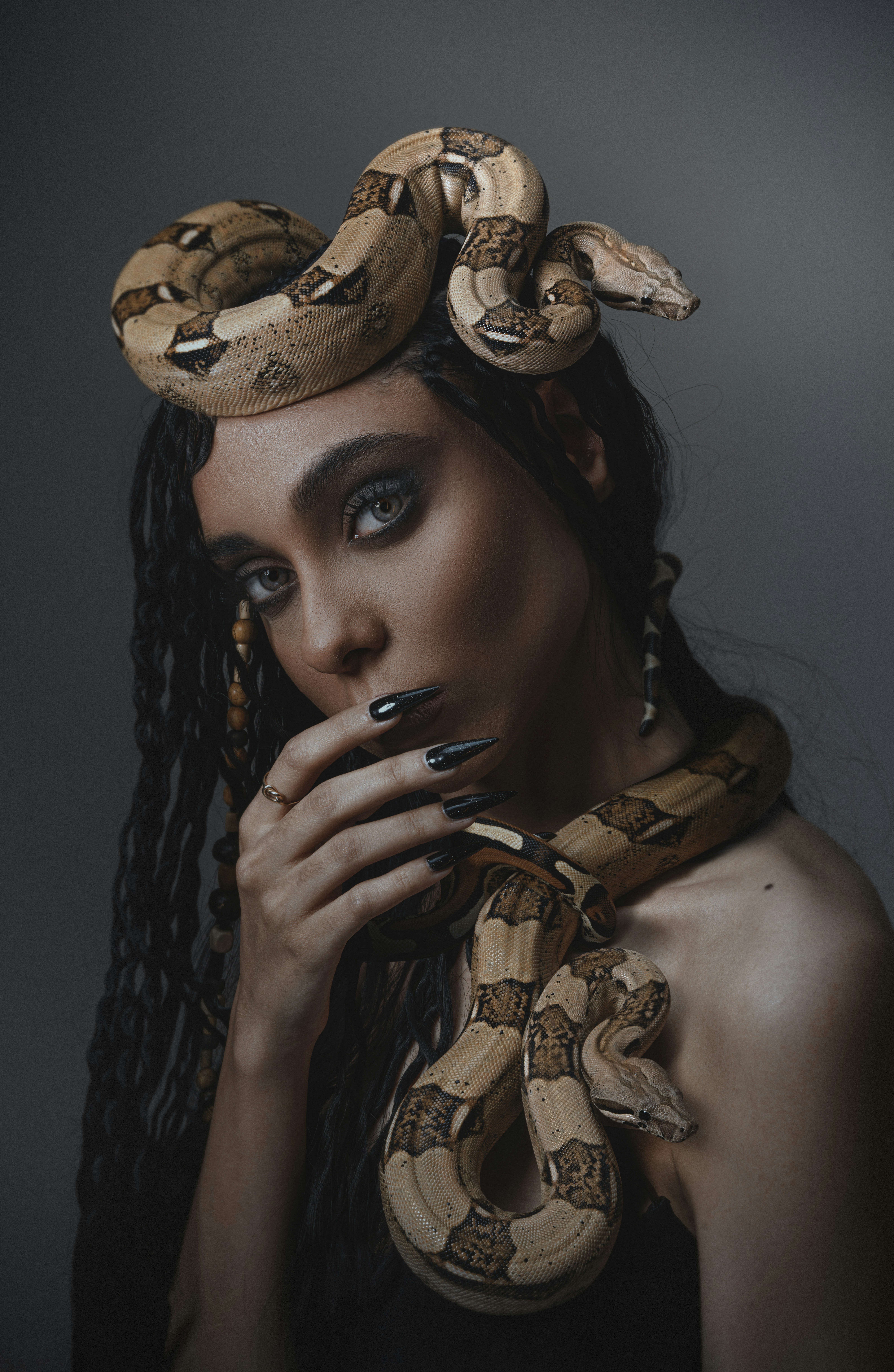Une femme avec un serpent sur la tête photo – Photo Visage Gratuite sur ...