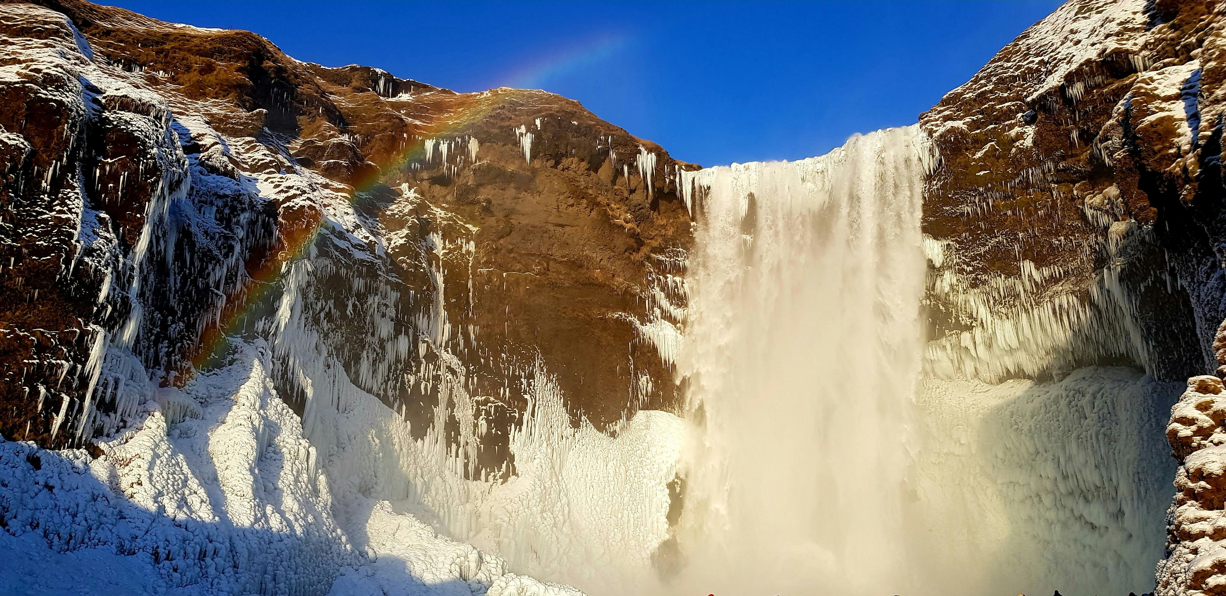 Un groupe de personnes debout devant une cascade photo – Photo Islande Gratuite sur Unsplash