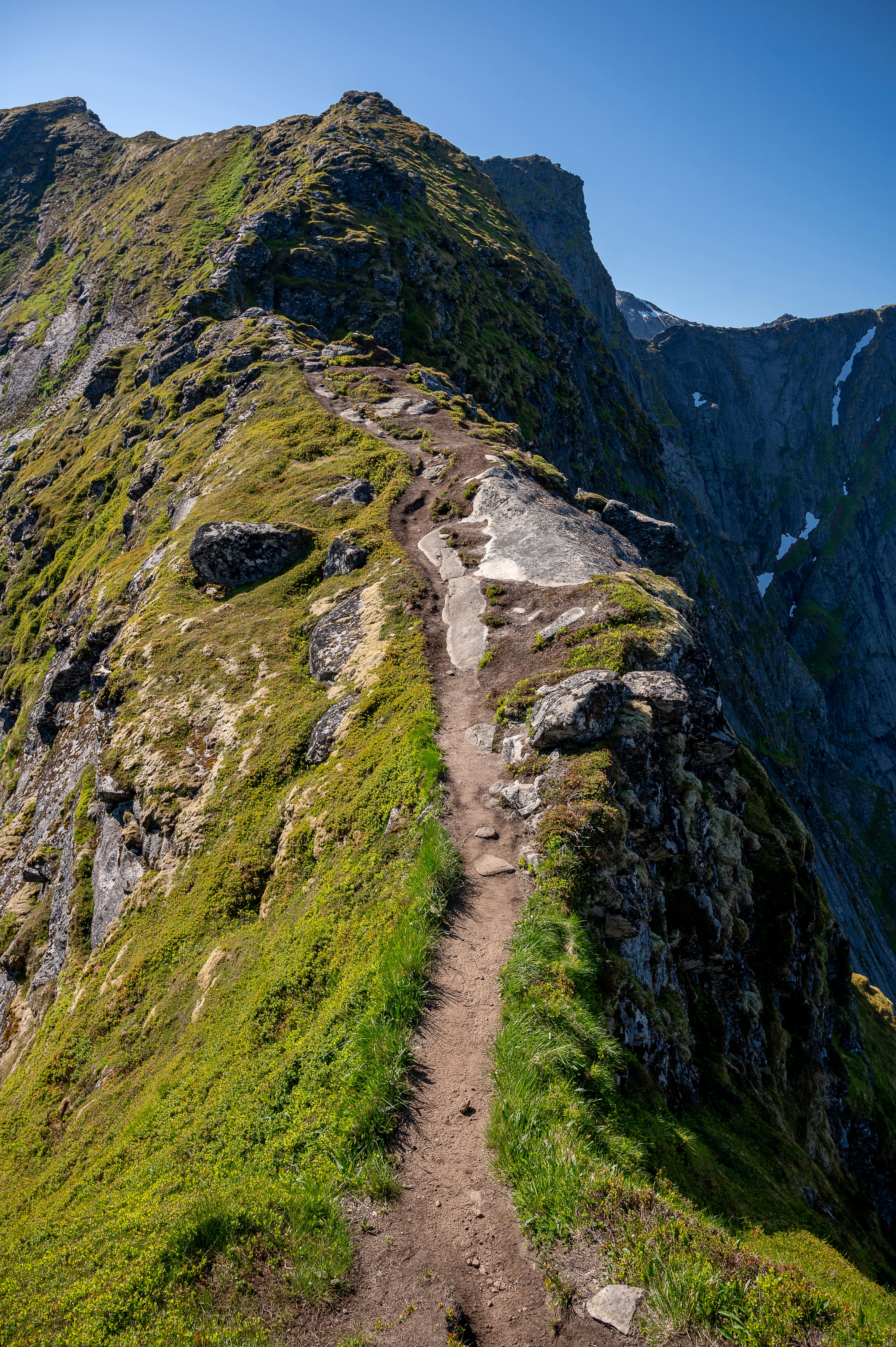 Foto zum Thema Ein Pfad, der einen Berg hinaufführt – Kostenloses Bild ...