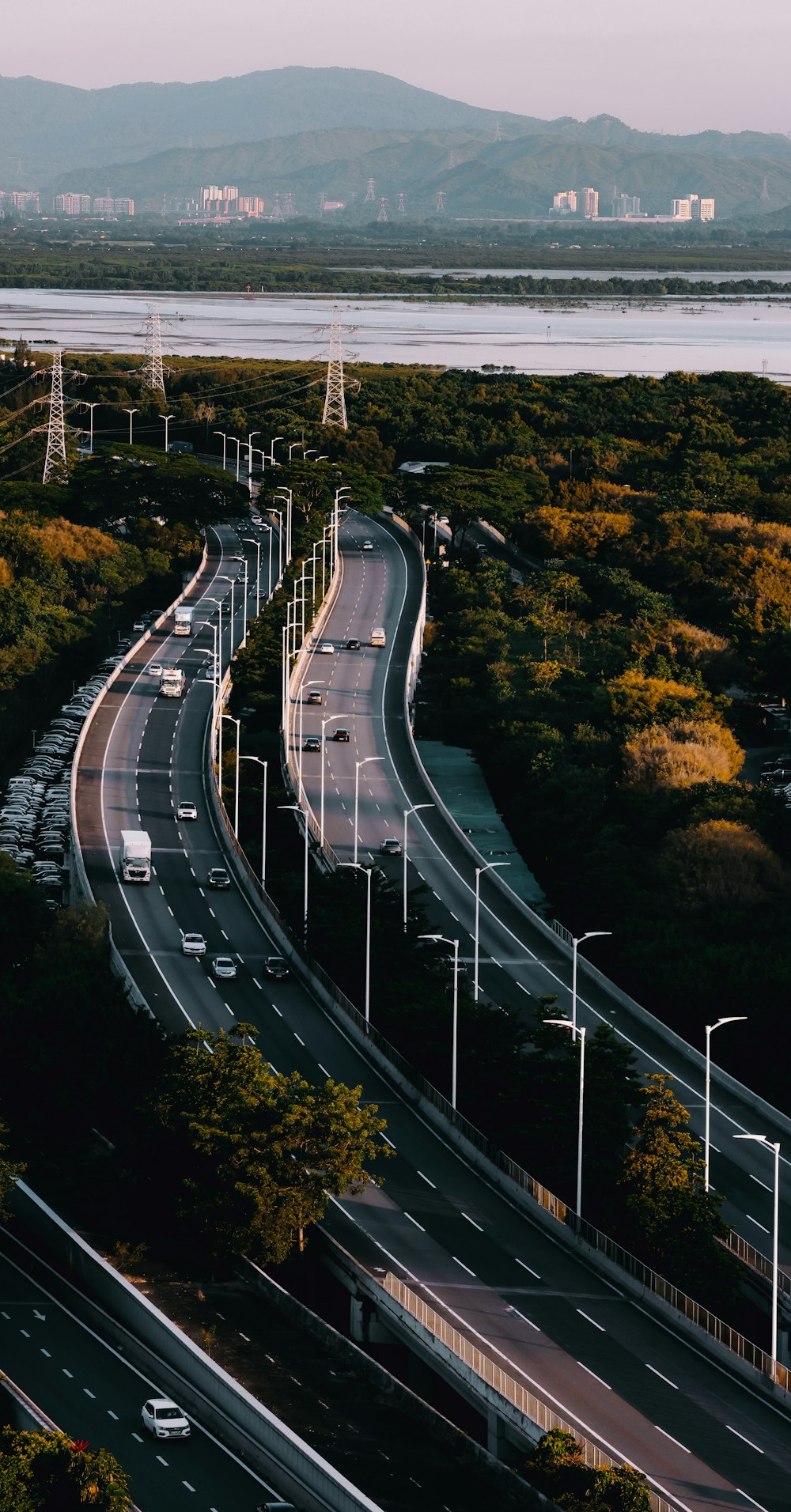 Une vue aérienne d’une autoroute avec des éoliennes photo – Photo Route ... Une vue aérienne d’une autoroute avec des éoliennes photo – Photo Route ...