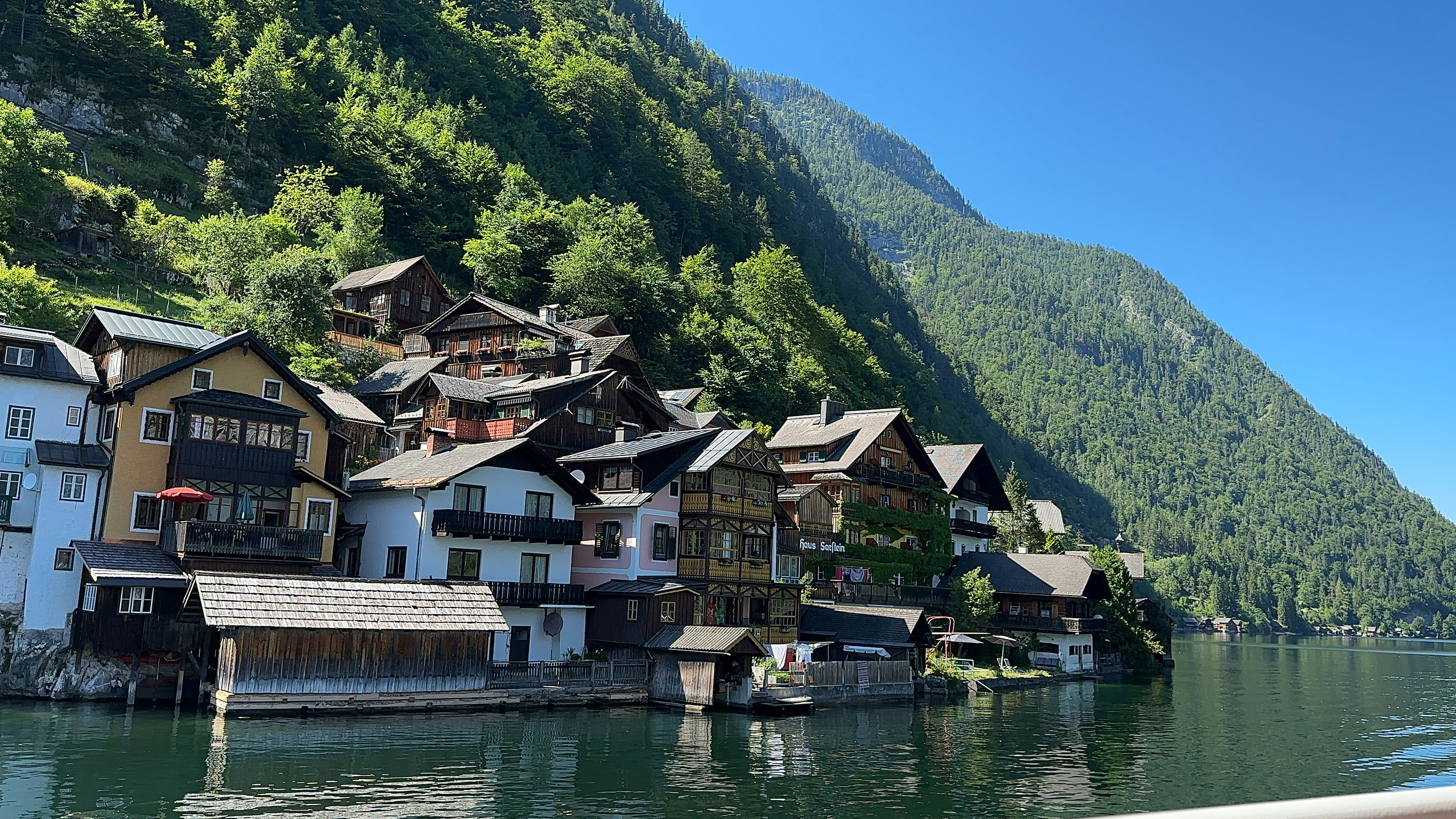 Foto zum Thema Eine Häuserzeile am Ufer eines Sees – Kostenloses Bild ...