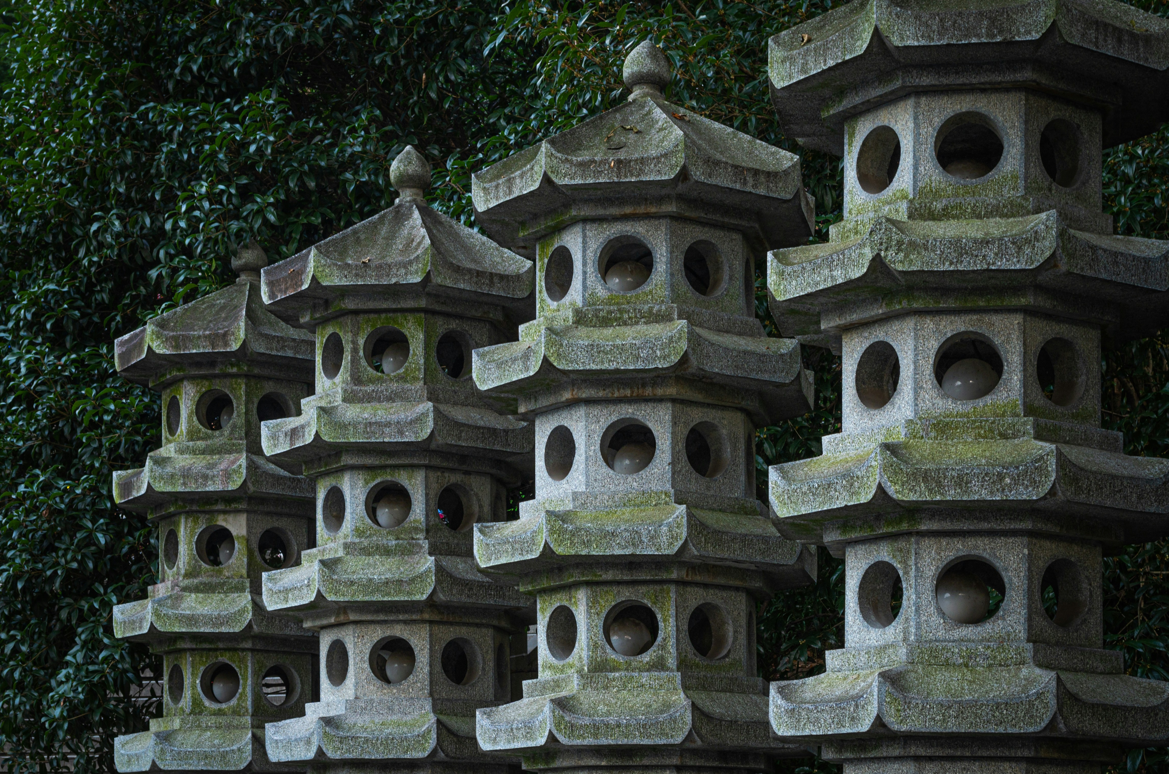 Moss-Clad Lantern Towers: Repeating Geometry in a Tranquil Garden