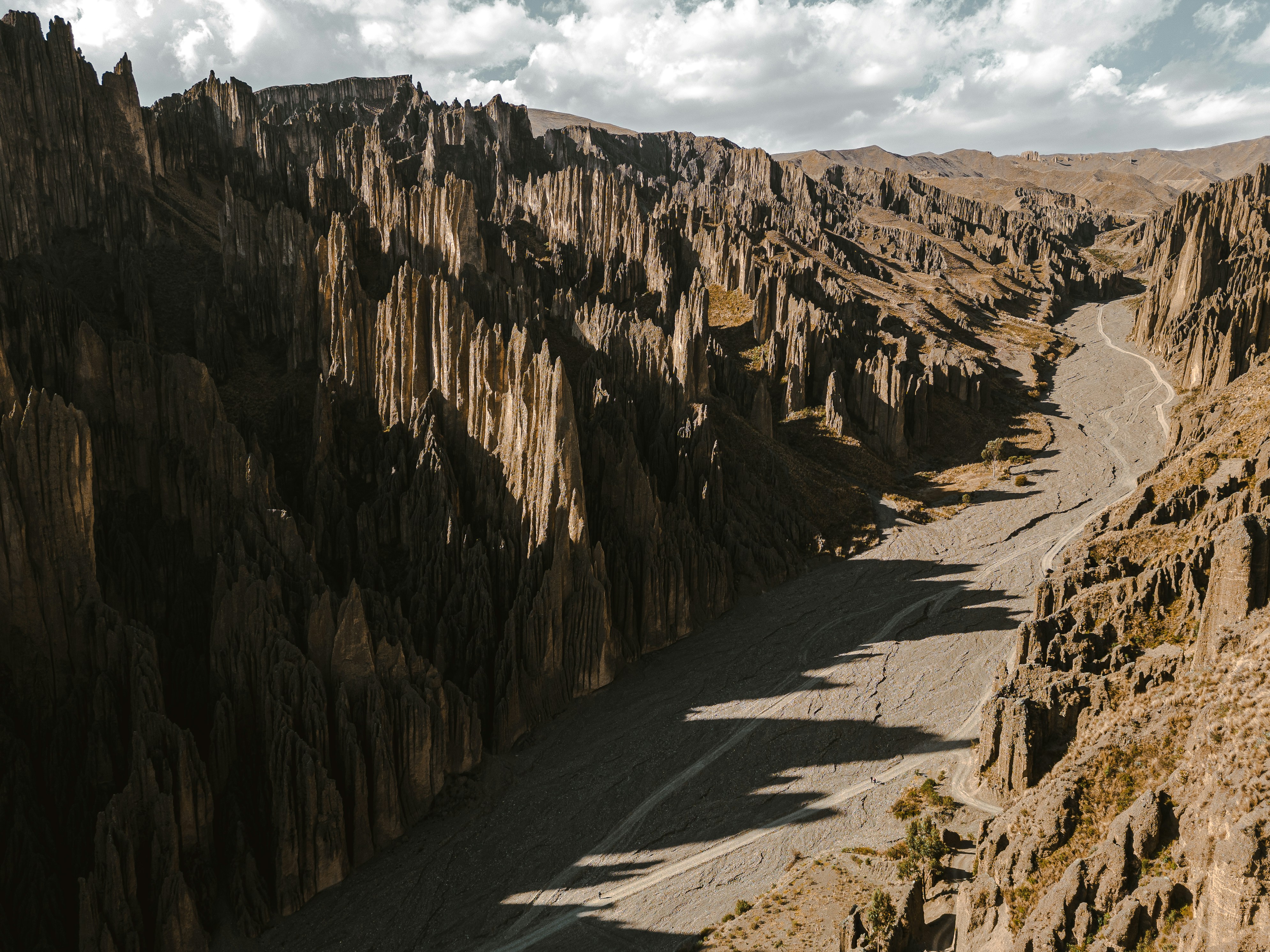 Une vue d’une route étroite dans les montagnes photo – Image gratuite ...