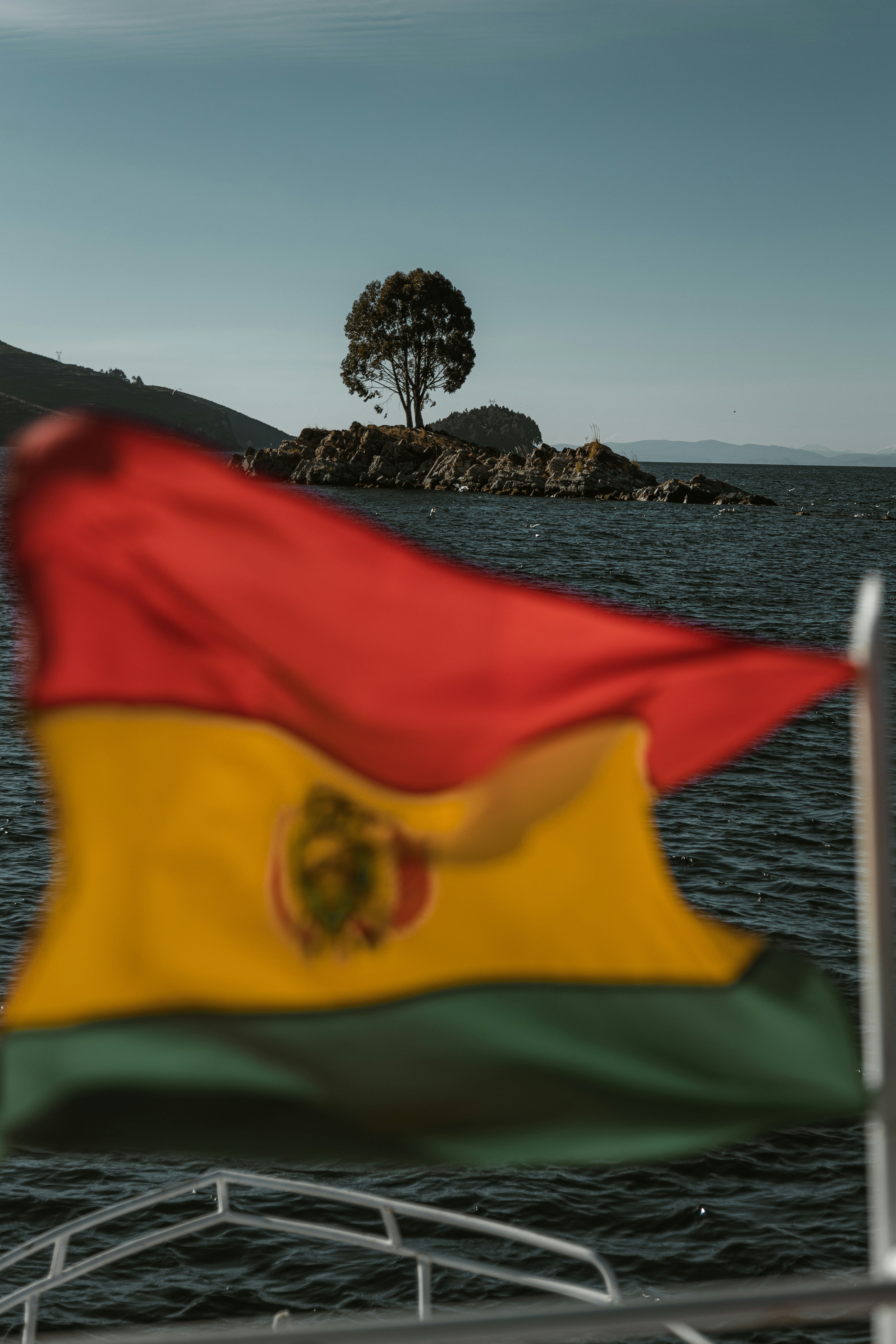 A flag on a boat in the water photo – Free Lake titicaca Image on Unsplash