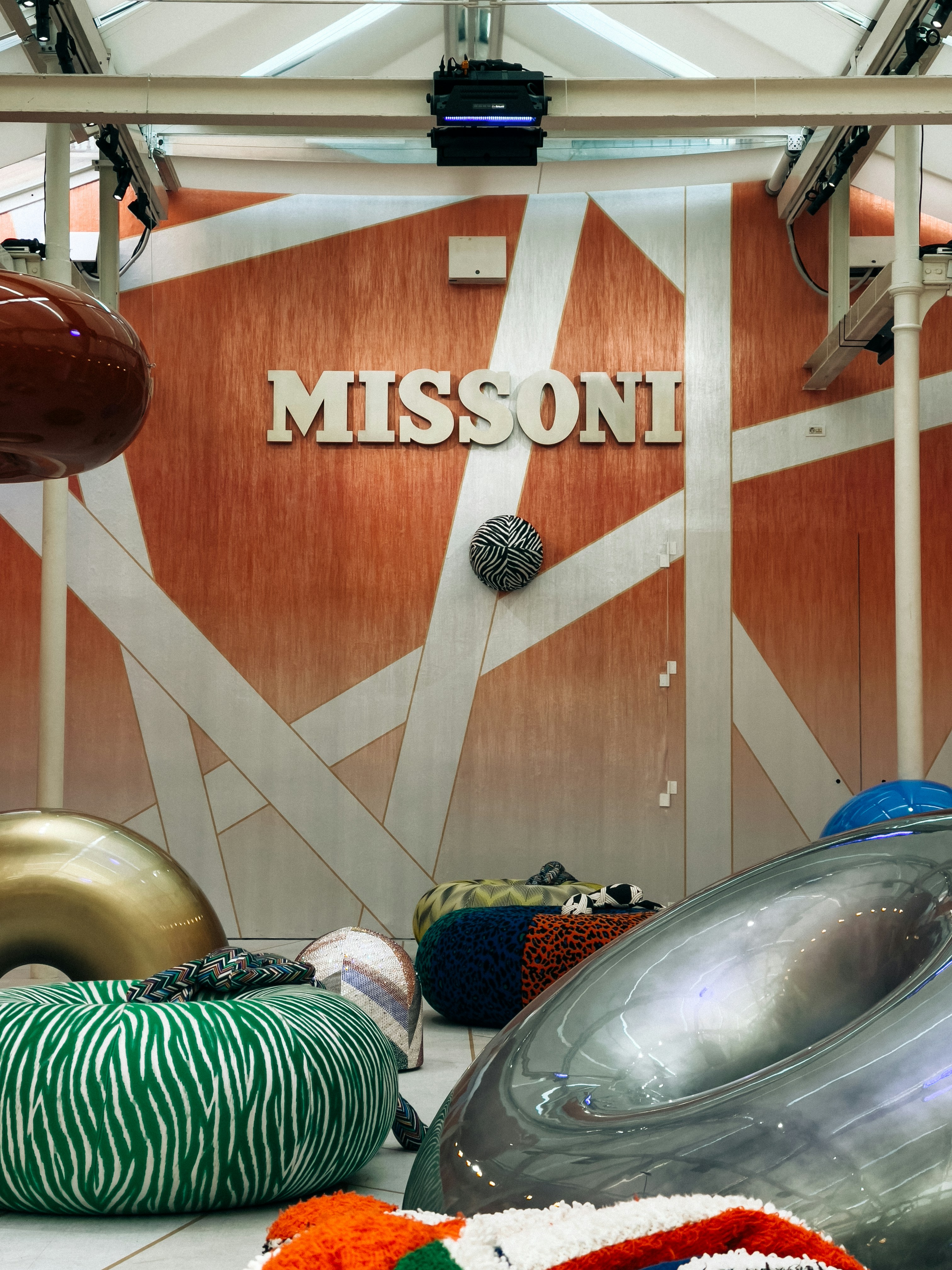 A room filled with lots of different types of items photo – Free Milano ...