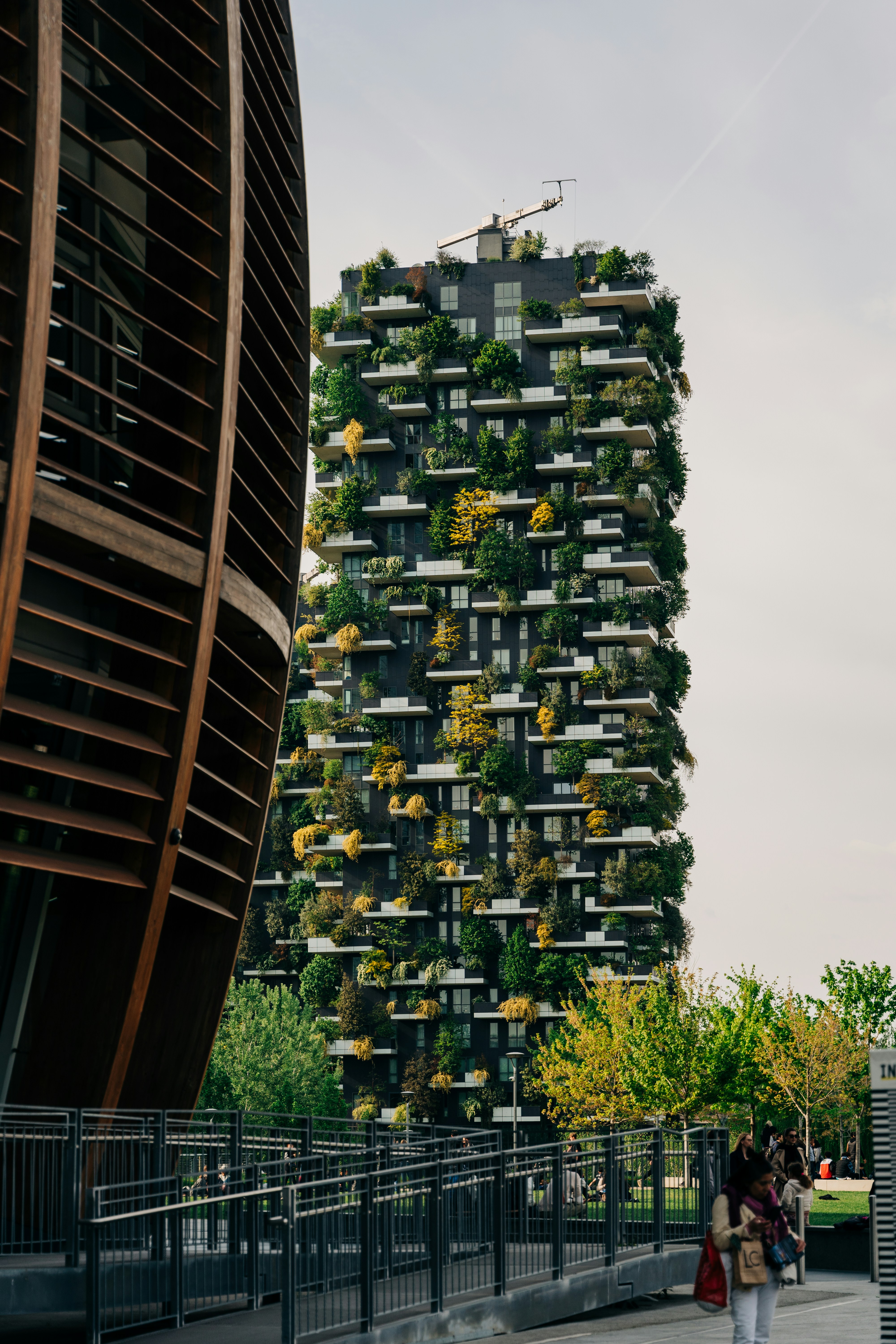 A very tall building with a lot of plants growing on it photo – Free ...