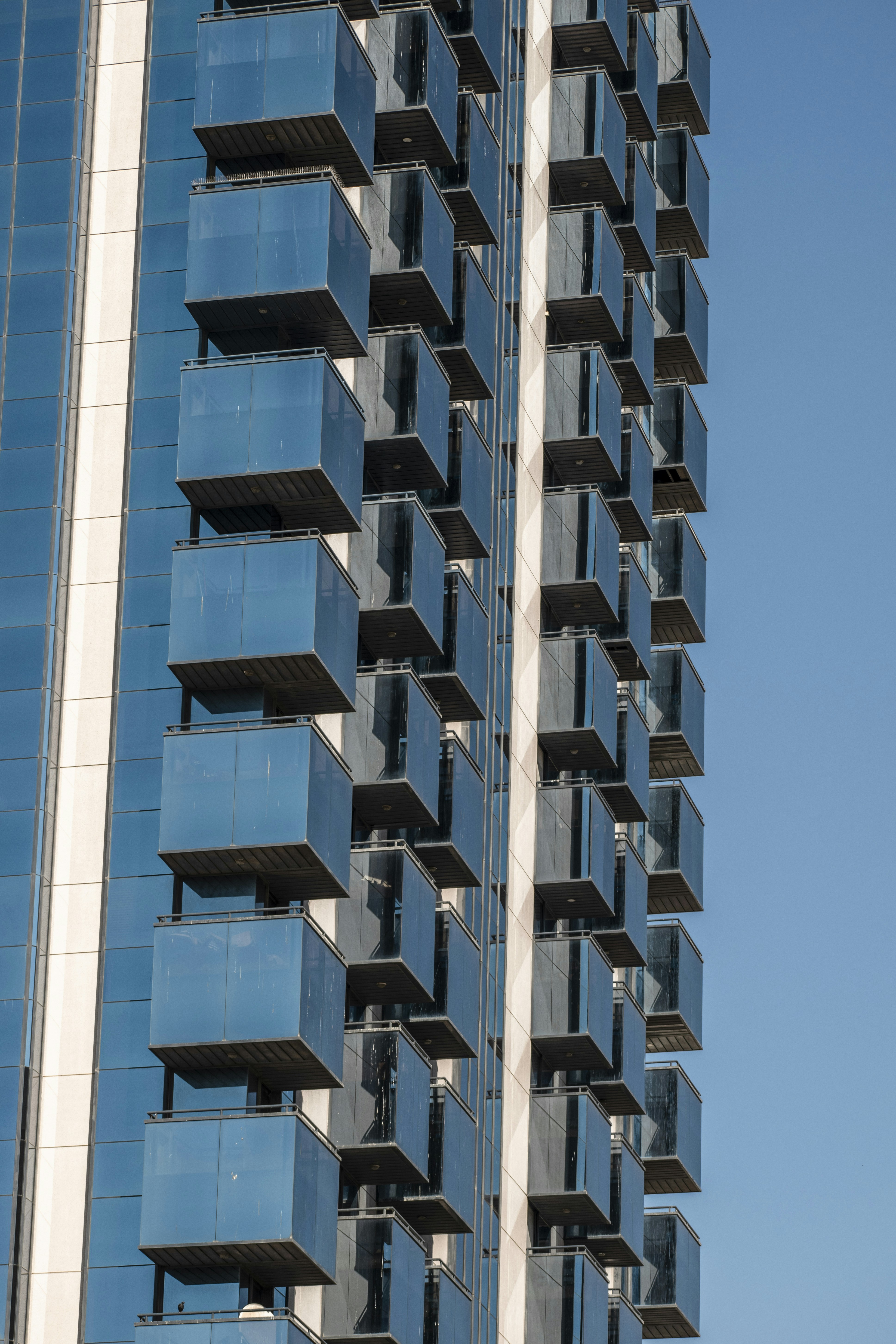 A tall building with balconies on the side of it photo – Free Dubai ...