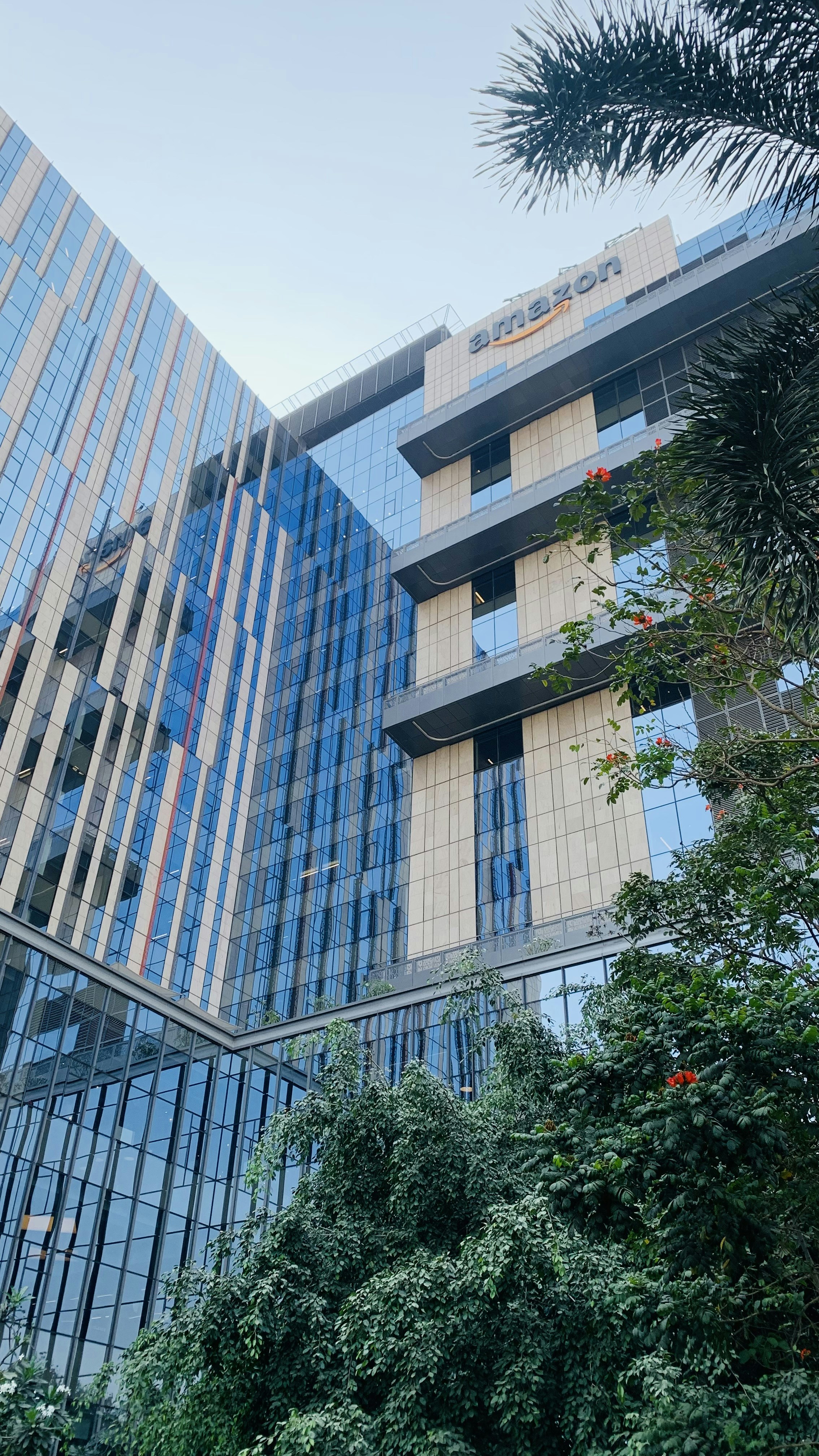 Un très grand bâtiment avec beaucoup de fenêtres photo – Photo Campus ...