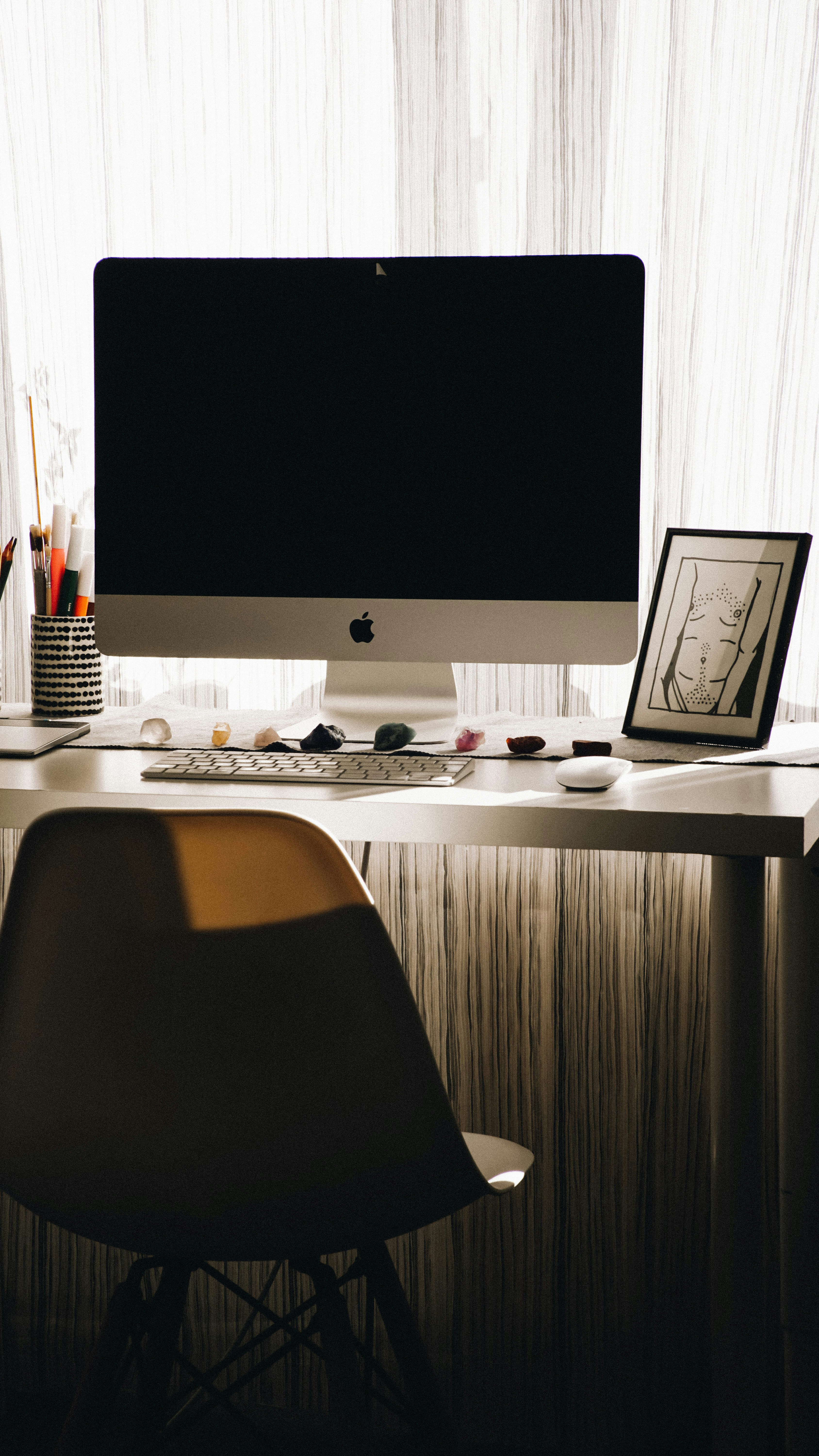 A computer monitor sitting on top of a desk photo – Free Desk Image on Unsplash