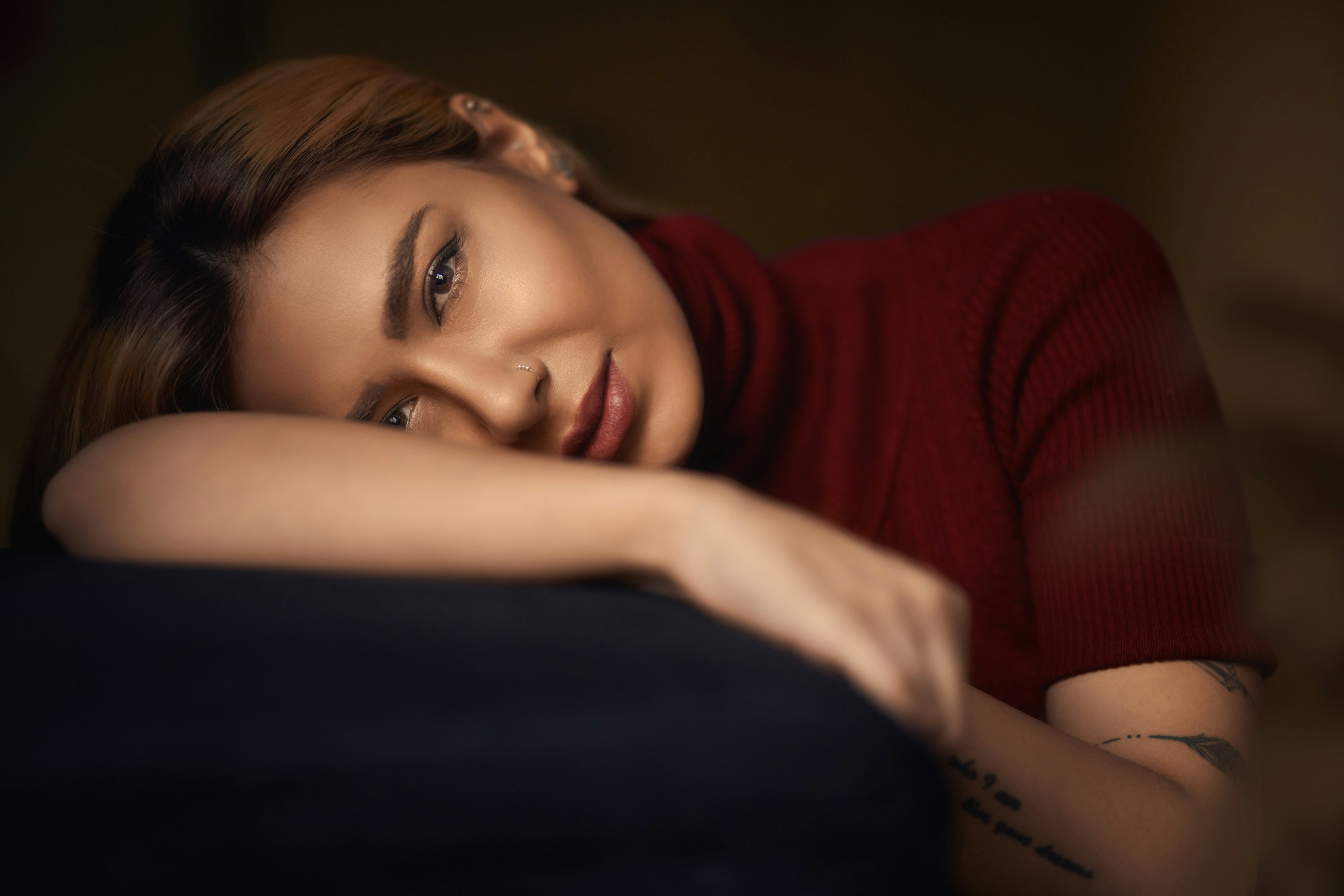 Quiet Intimacy: A Soft Portrait in Warm Light