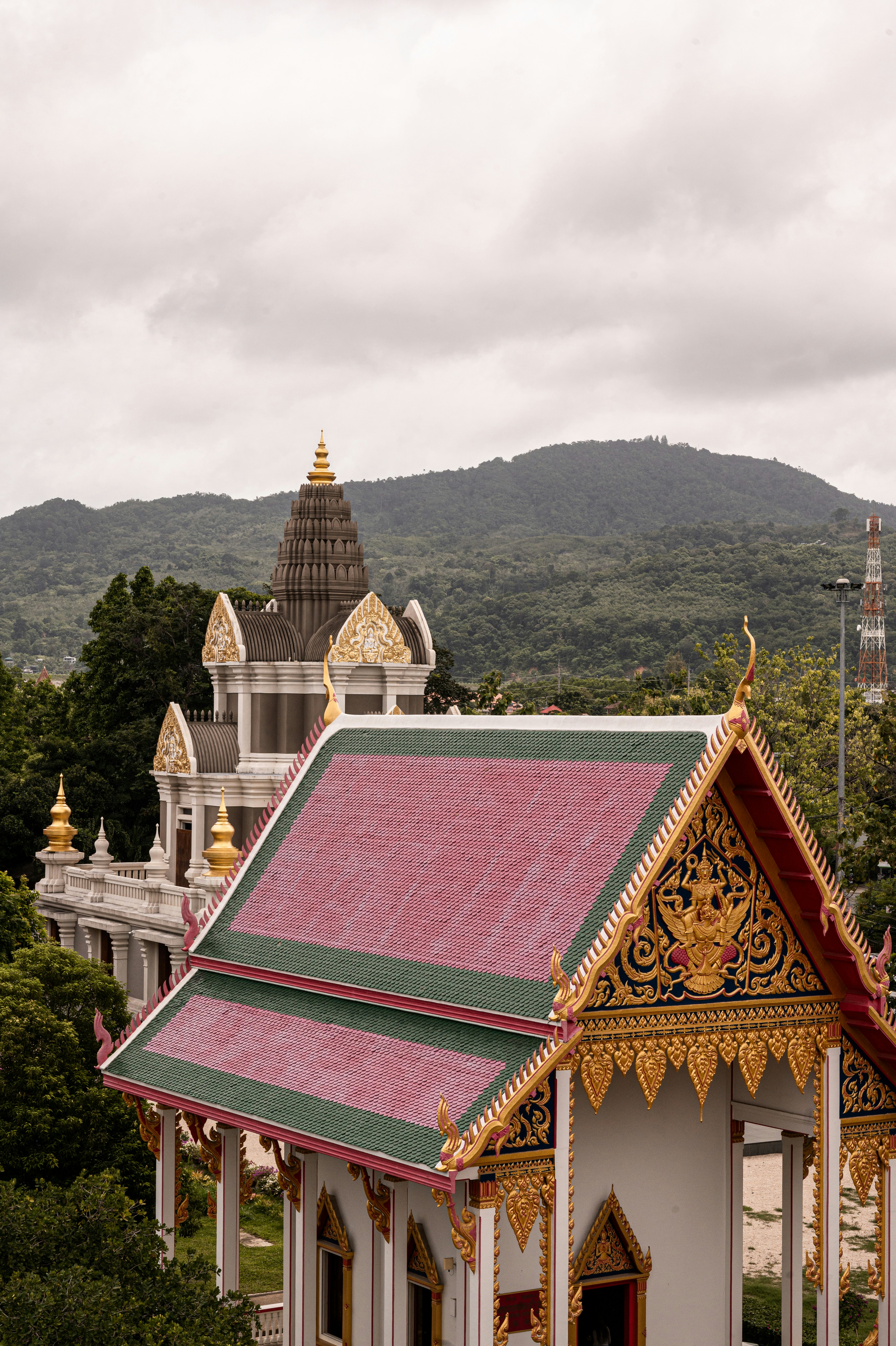 Un bâtiment blanc avec un toit rouge et un toit vert photo – Photo ...