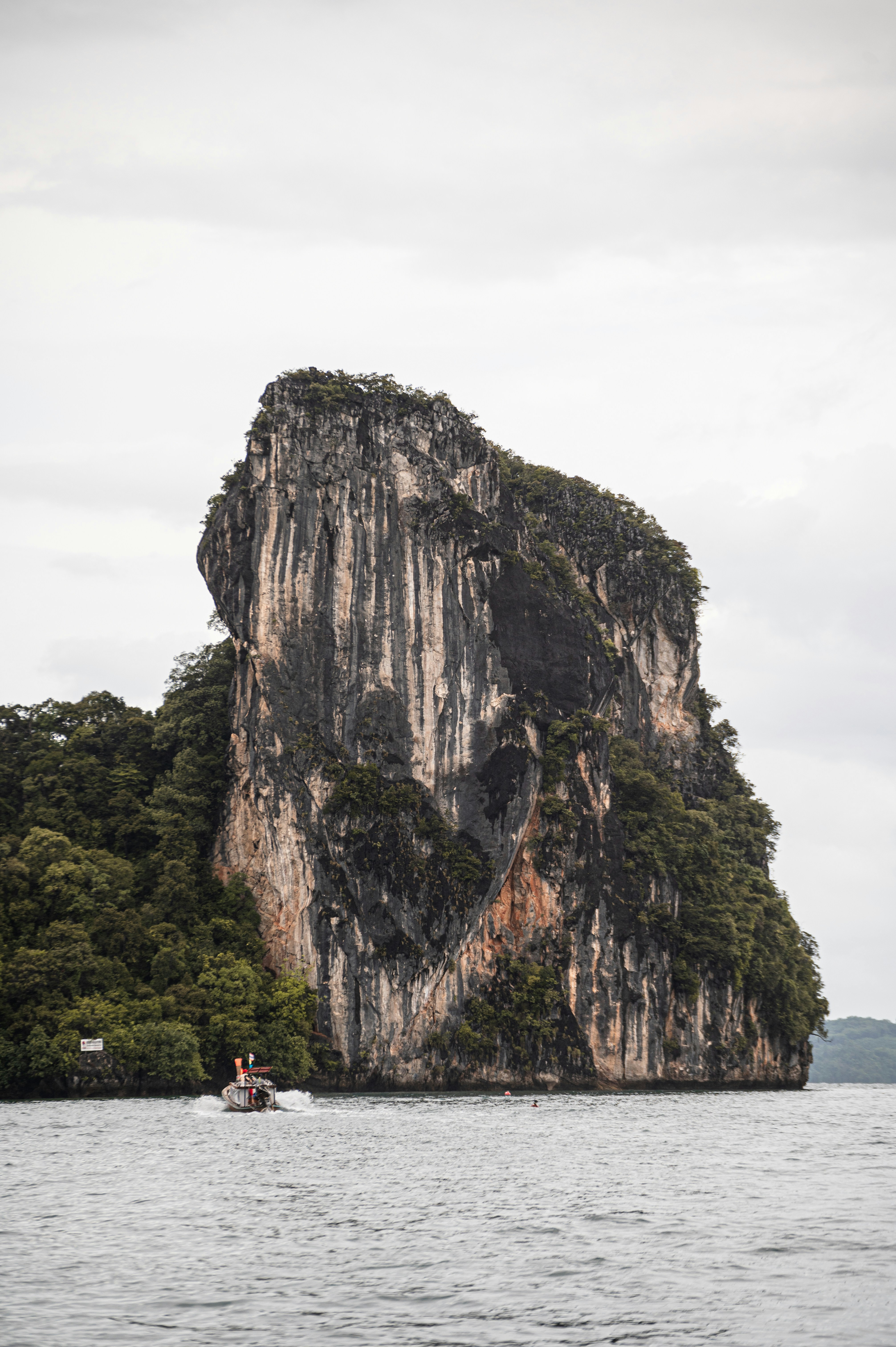 Un gros rocher au milieu d’un plan d’eau photo – Photo La nature ...
