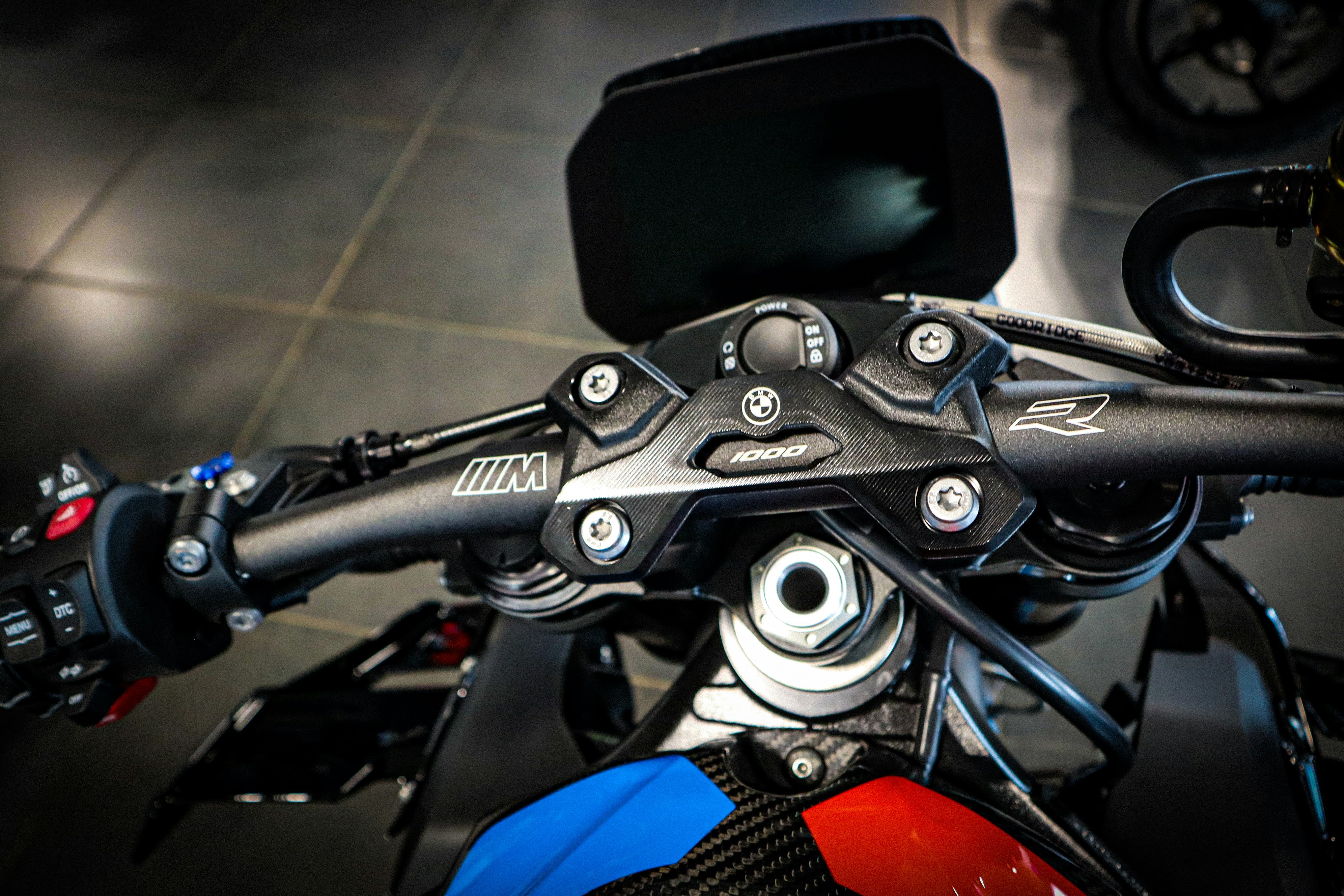 Gros plan d’un guidon de moto photo – Photo Moto Gratuite sur Unsplash