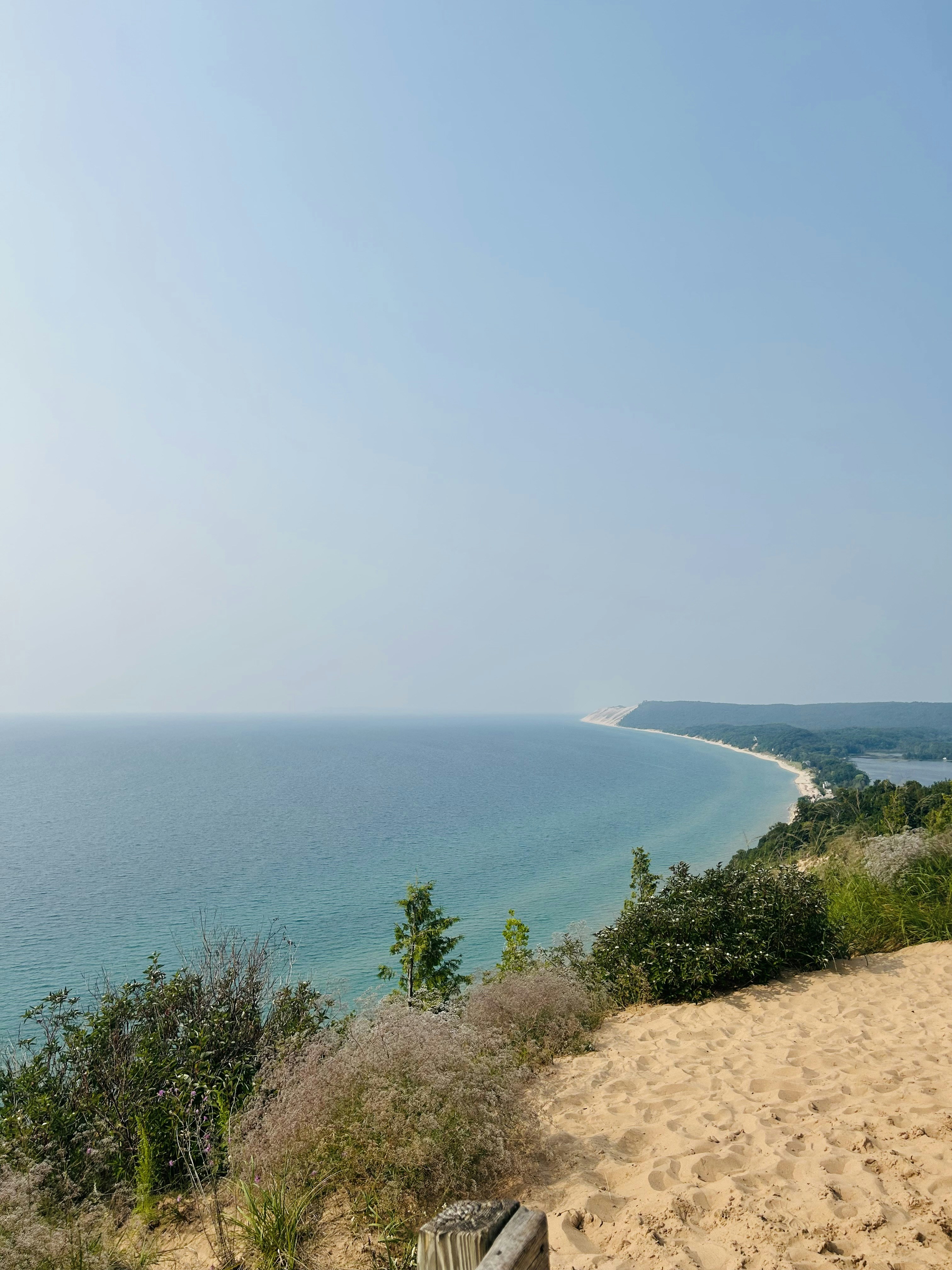 Un banc assis au sommet d’une plage de sable photo – Photo Etats-Unis ...