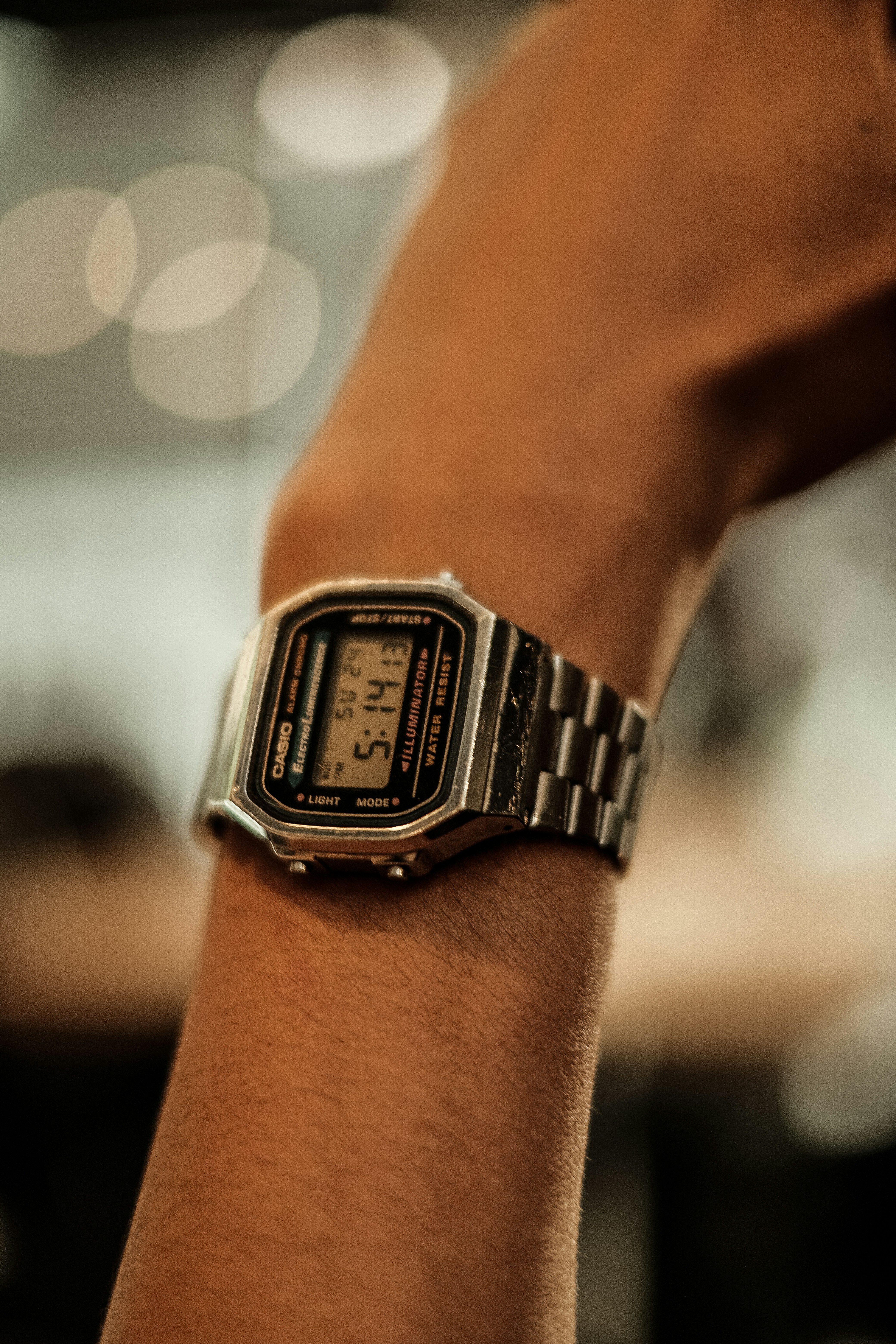 Timeless Elegance: A Retro Watch in Modern Light