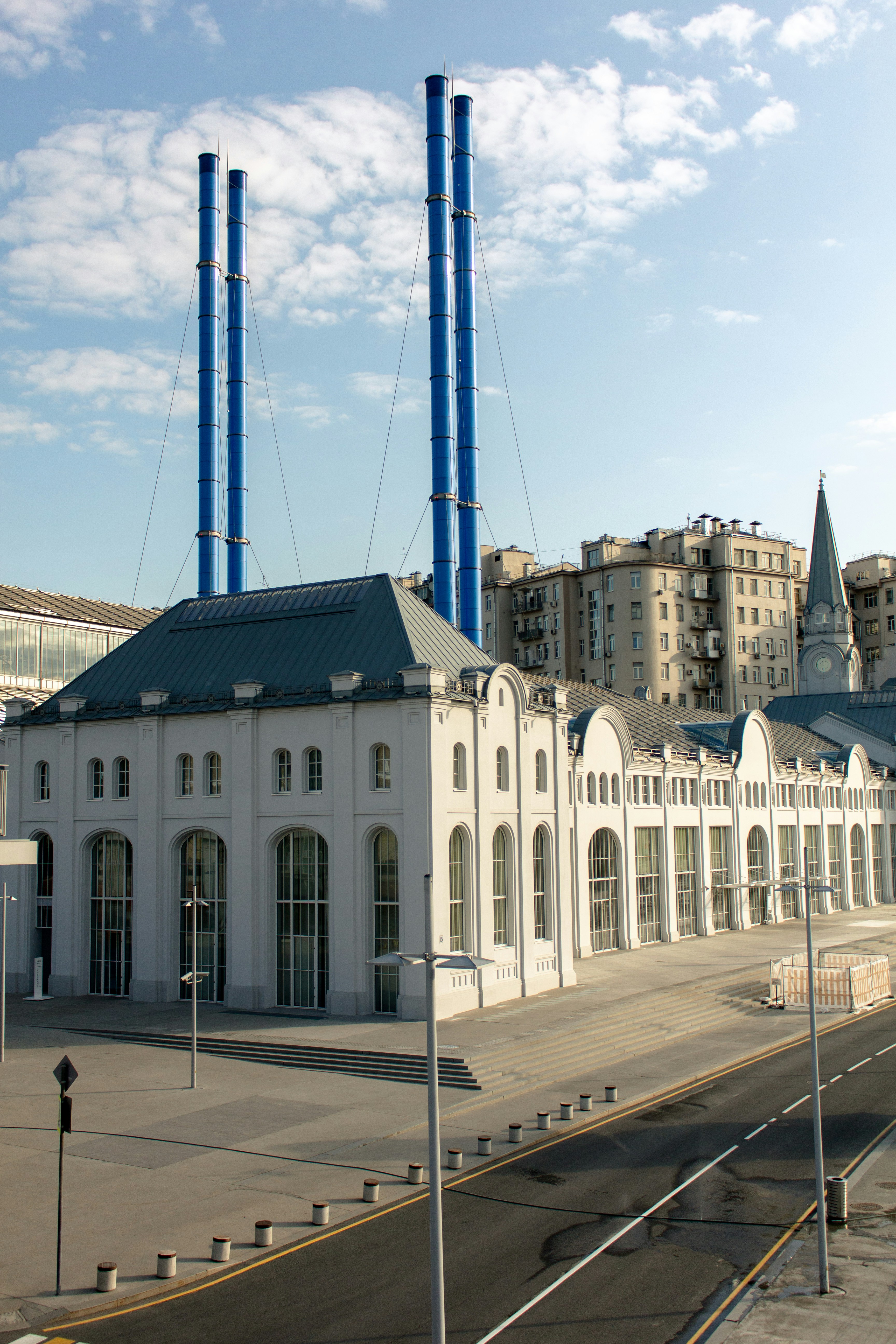 A large white building with a blue roof photo – Free City Image on Unsplash