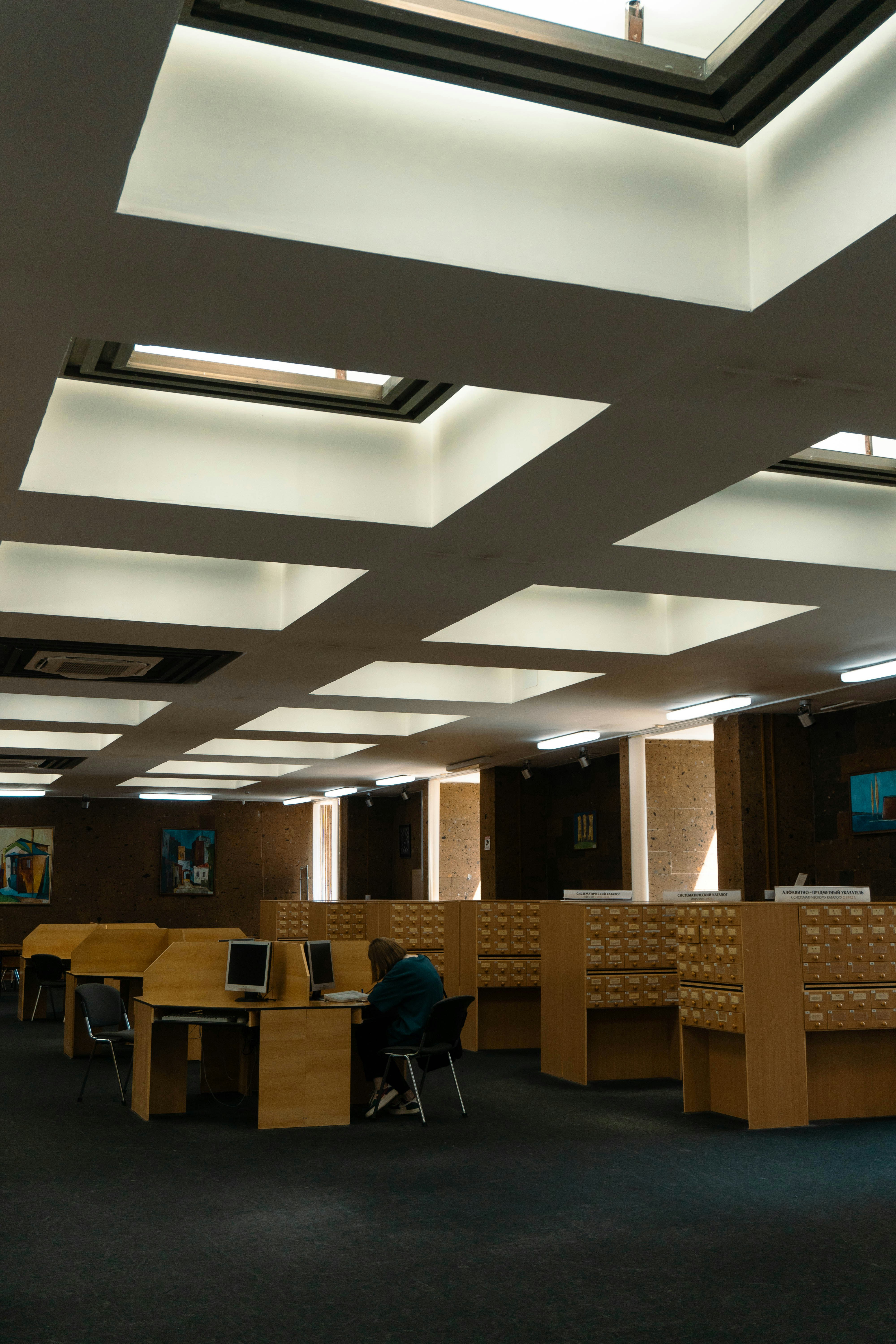 A large open room with desks and computers photo – Free Building Image ...