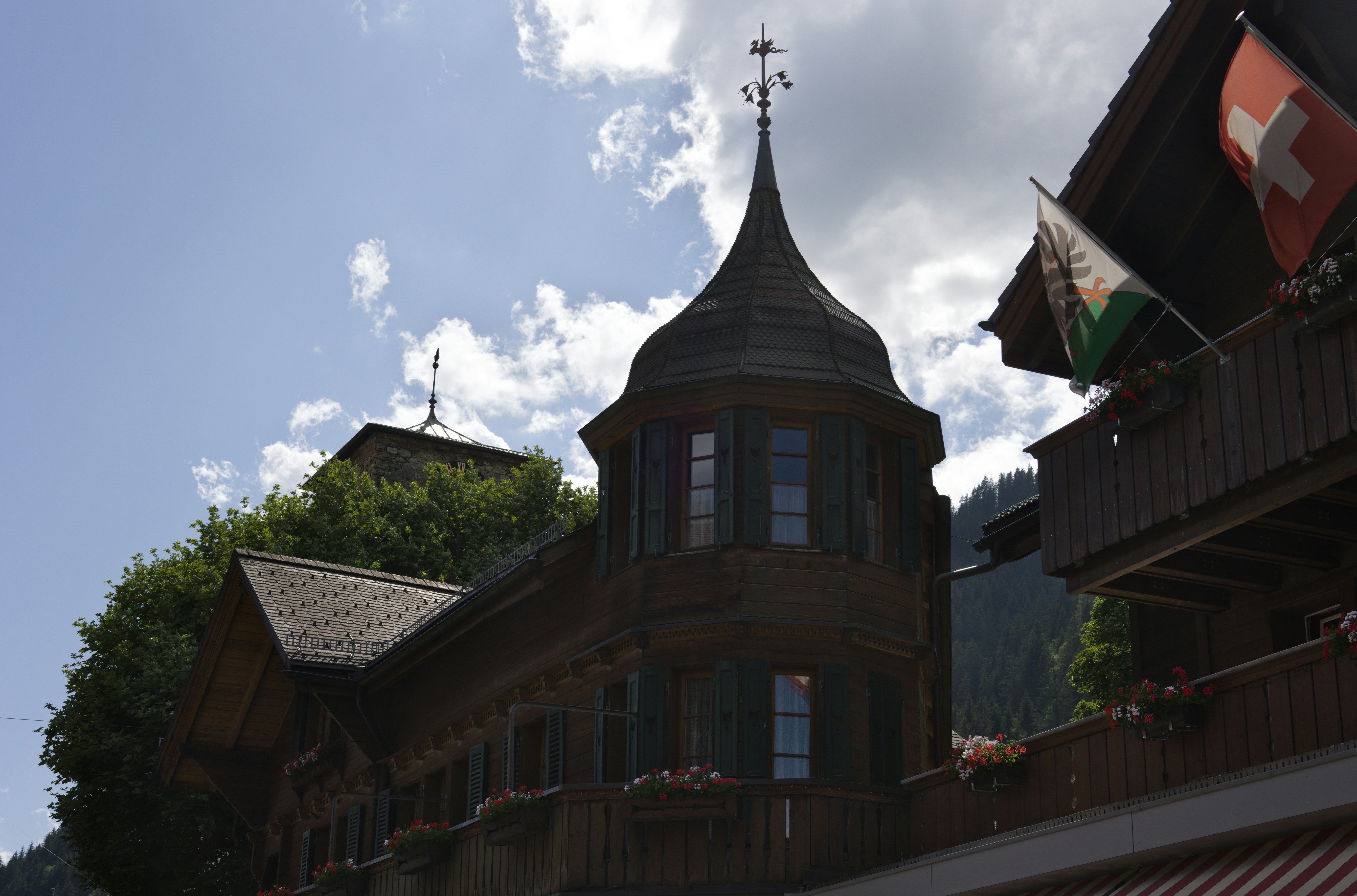 Un bâtiment avec un clocher et une croix au sommet photo – Photo La ...
