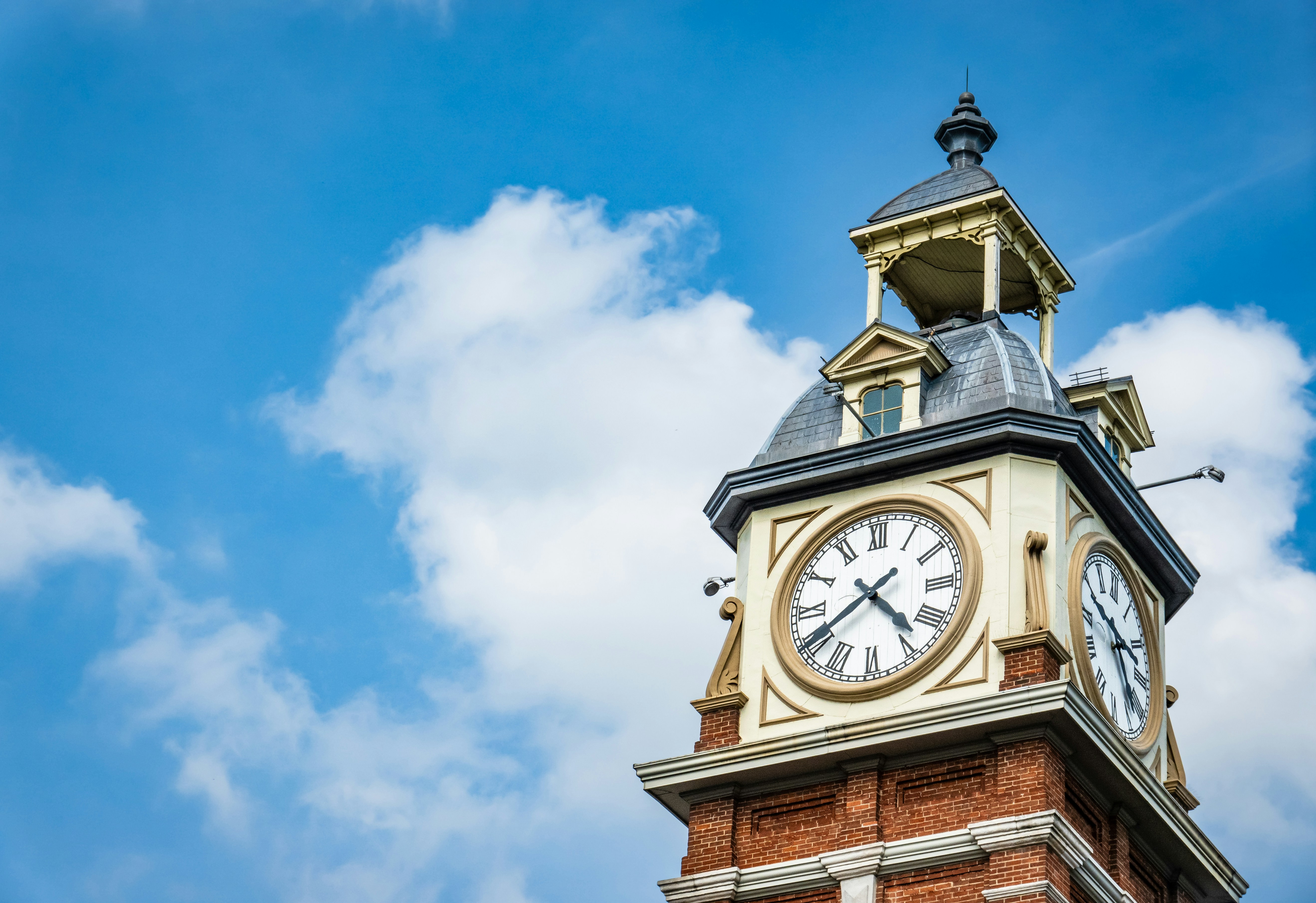 A clock tower with a sky background photo – Free Clock tower Image on ...
