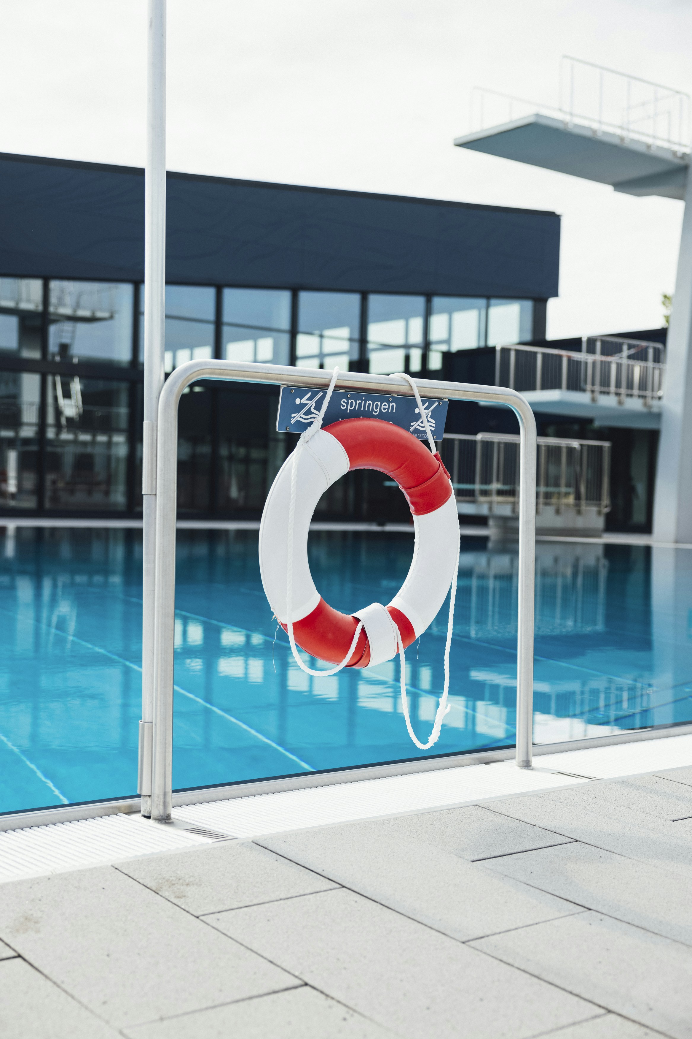 A life preserver on the side of a swimming pool photo – Free Erlangen ...