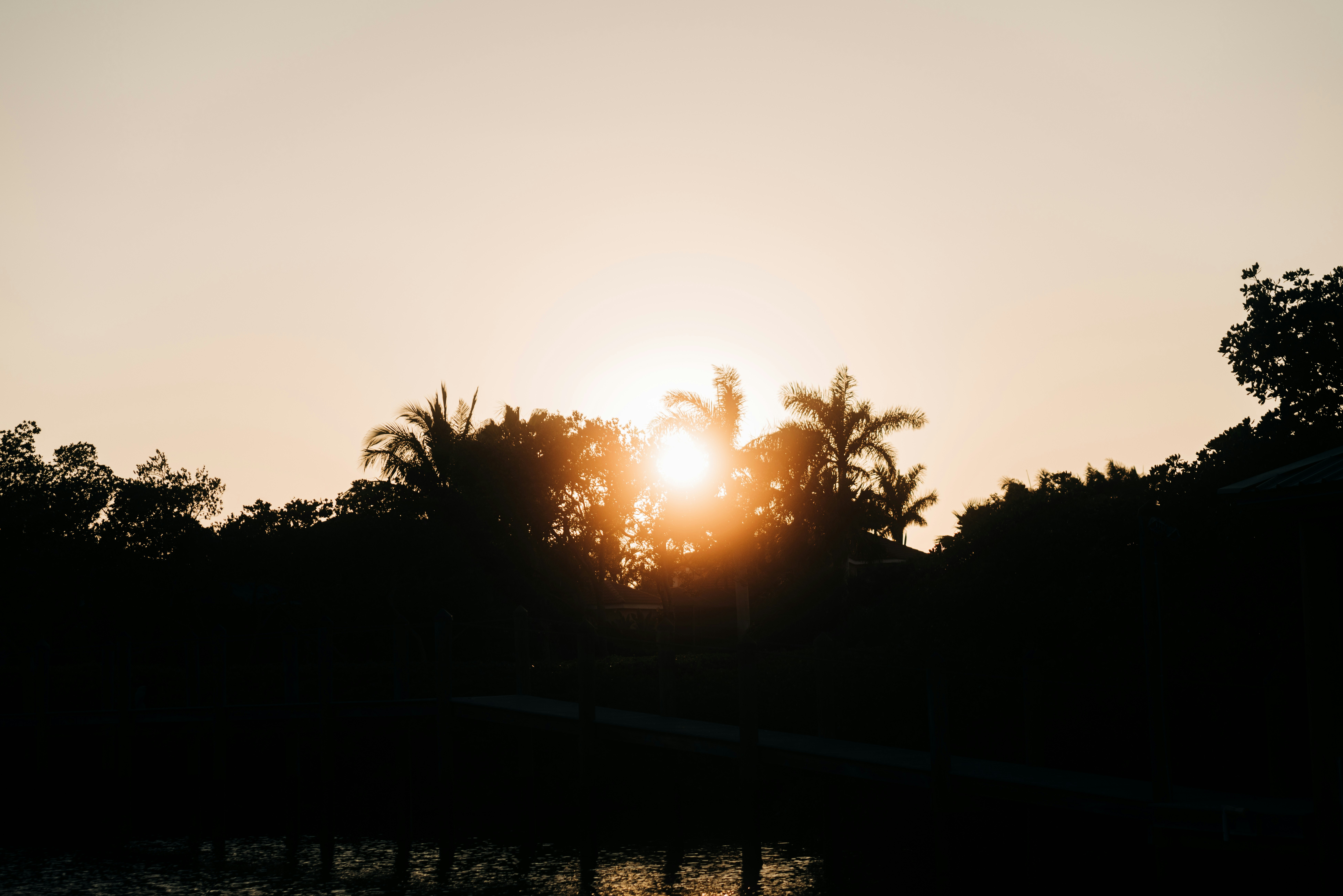 The sun is setting over a body of water photo – Free Sky Image on Unsplash