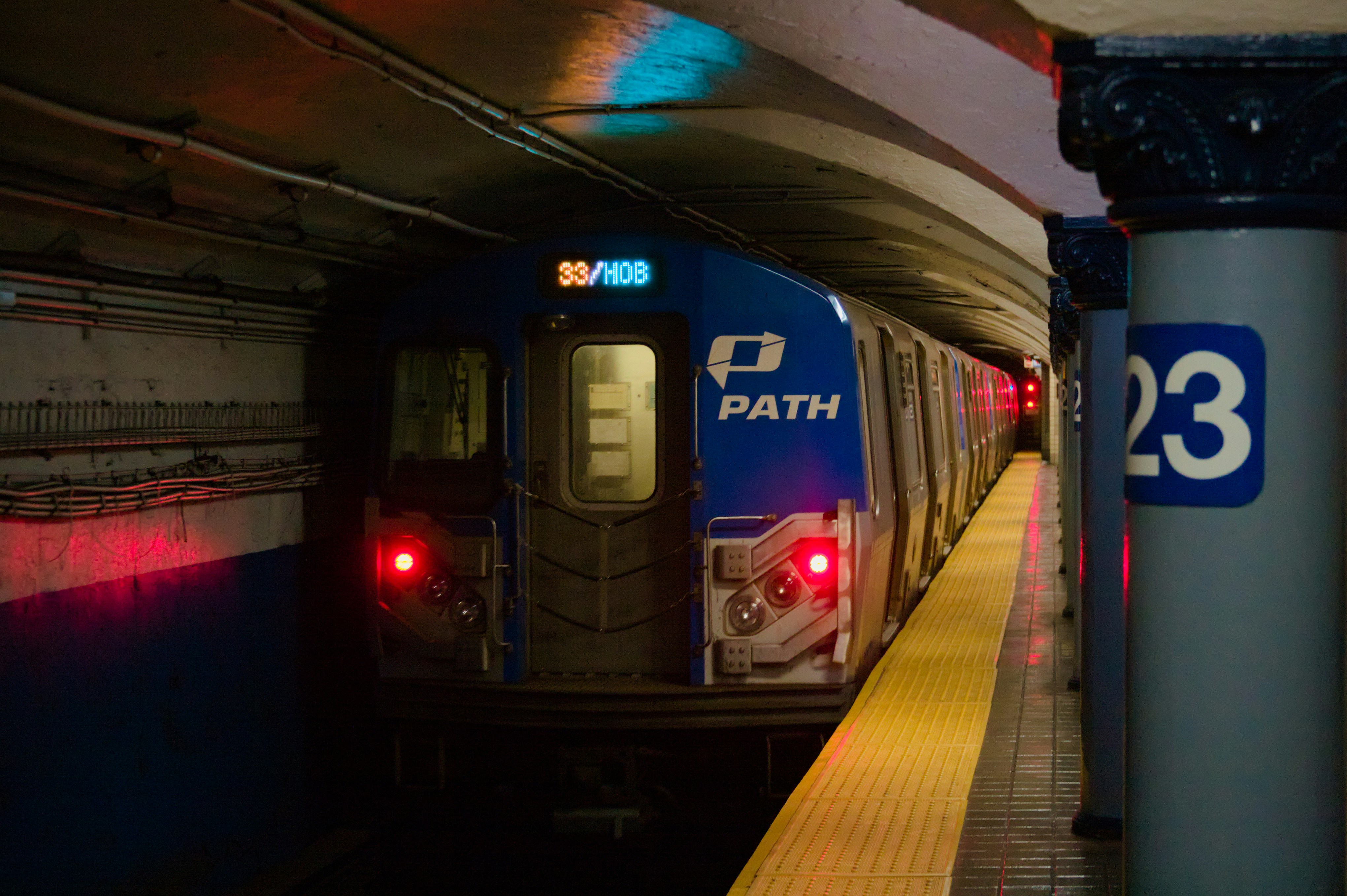 A train pulling into a train station next to a platform photo – Free ...