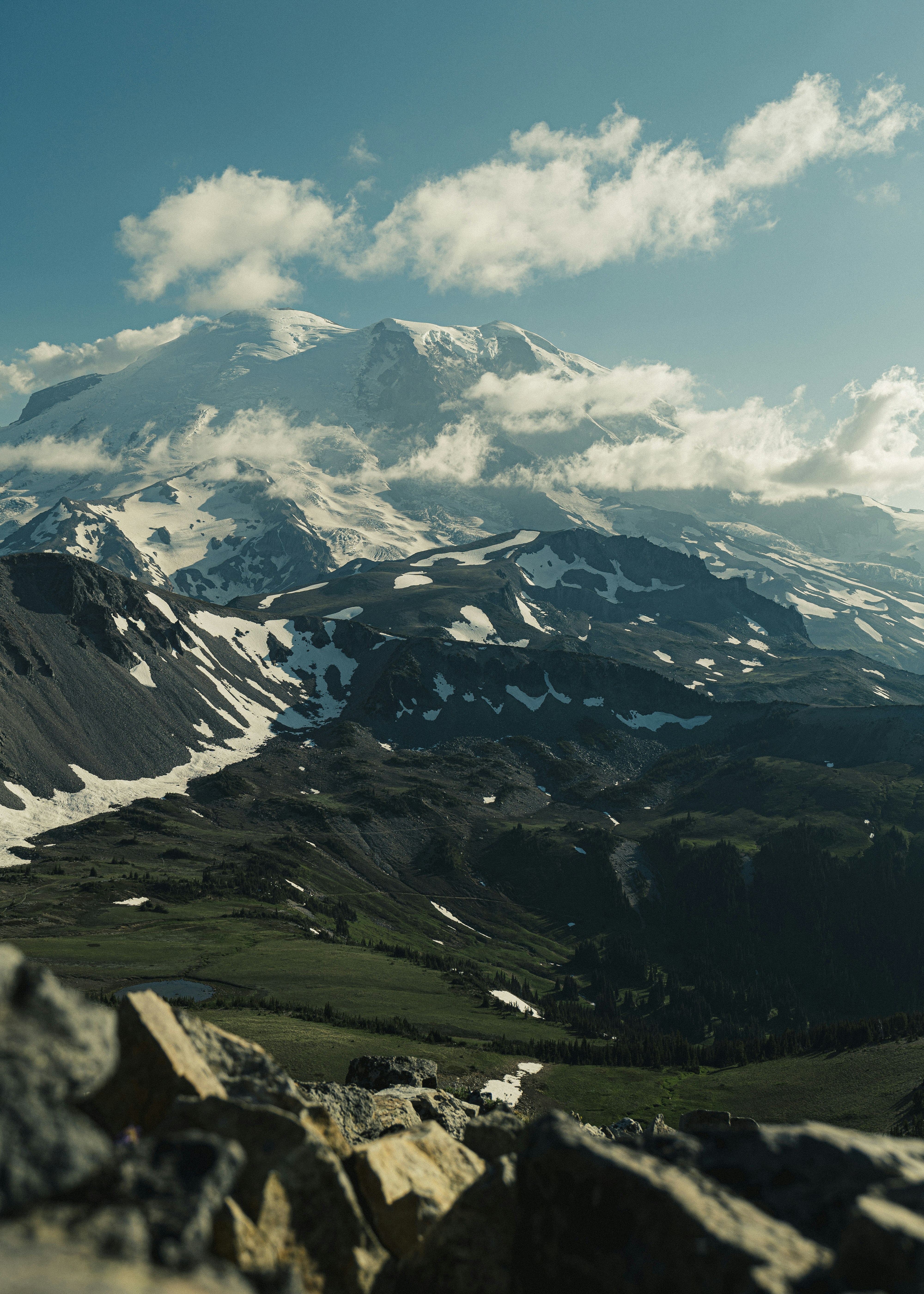 Foto Una vista de una montaña cubierta de nieve desde la cima de una ...