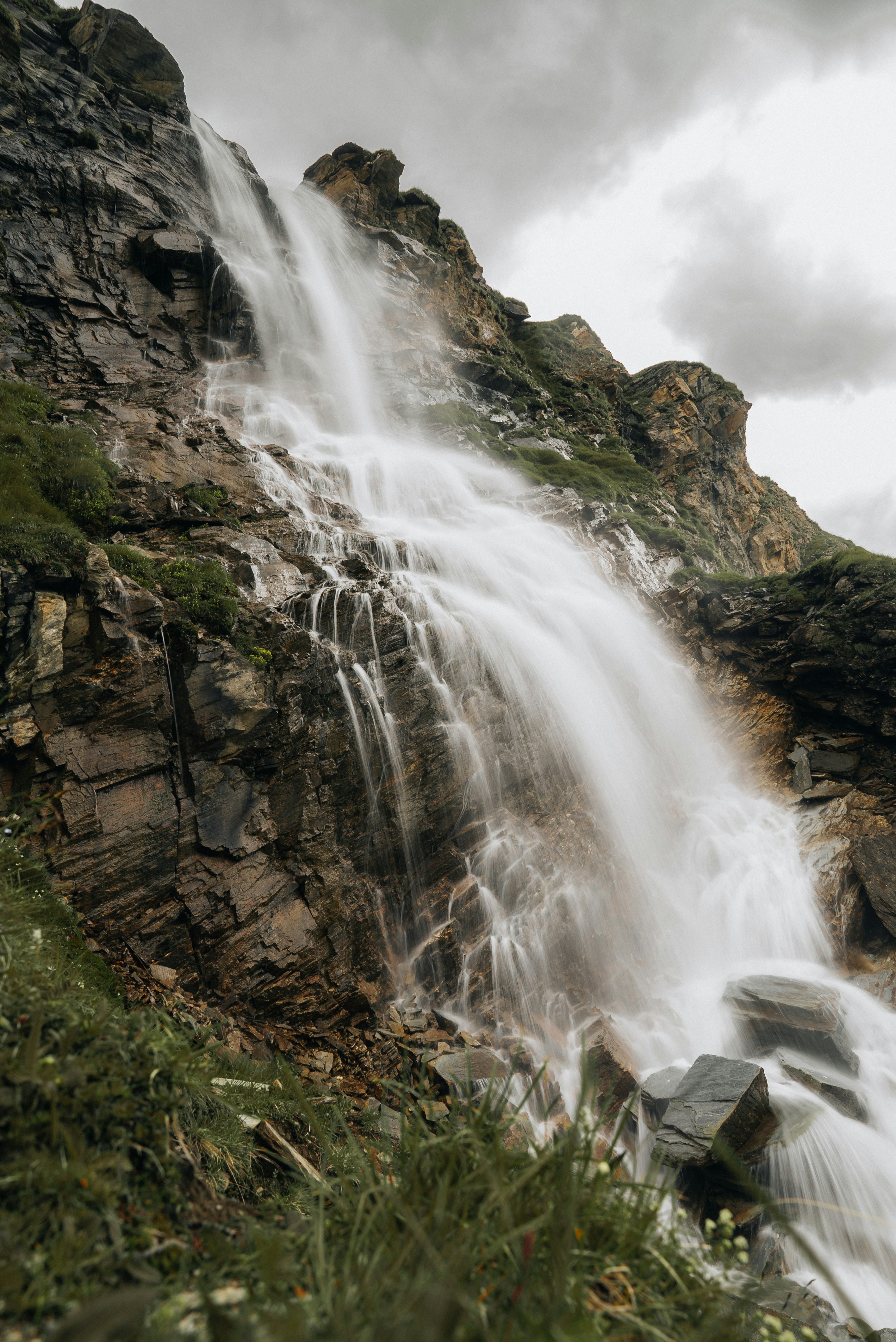 A very tall waterfall with lots of water coming out of it photo – Free ...