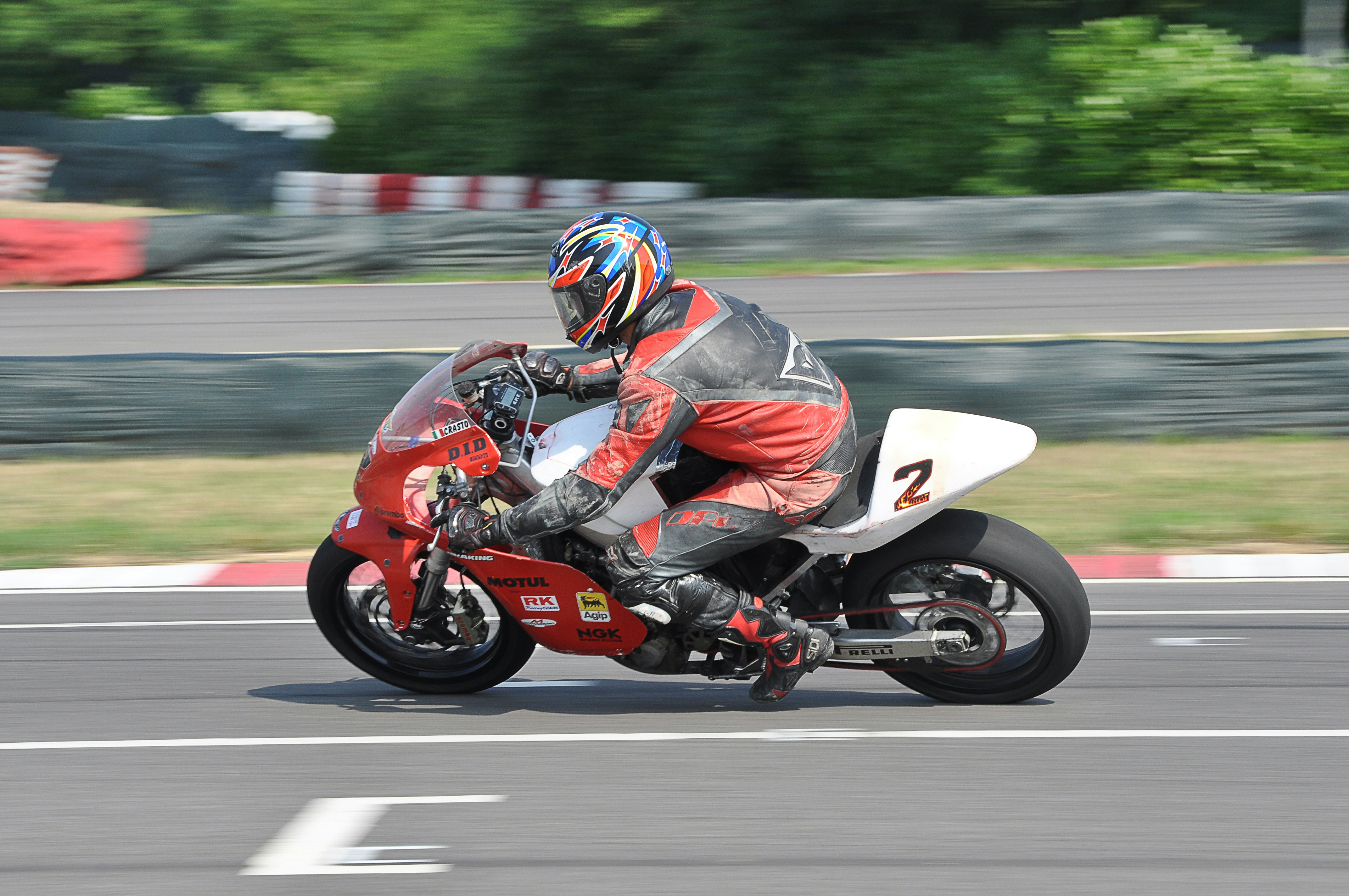 Une personne conduisant une motocyclette sur une piste de course photo ...
