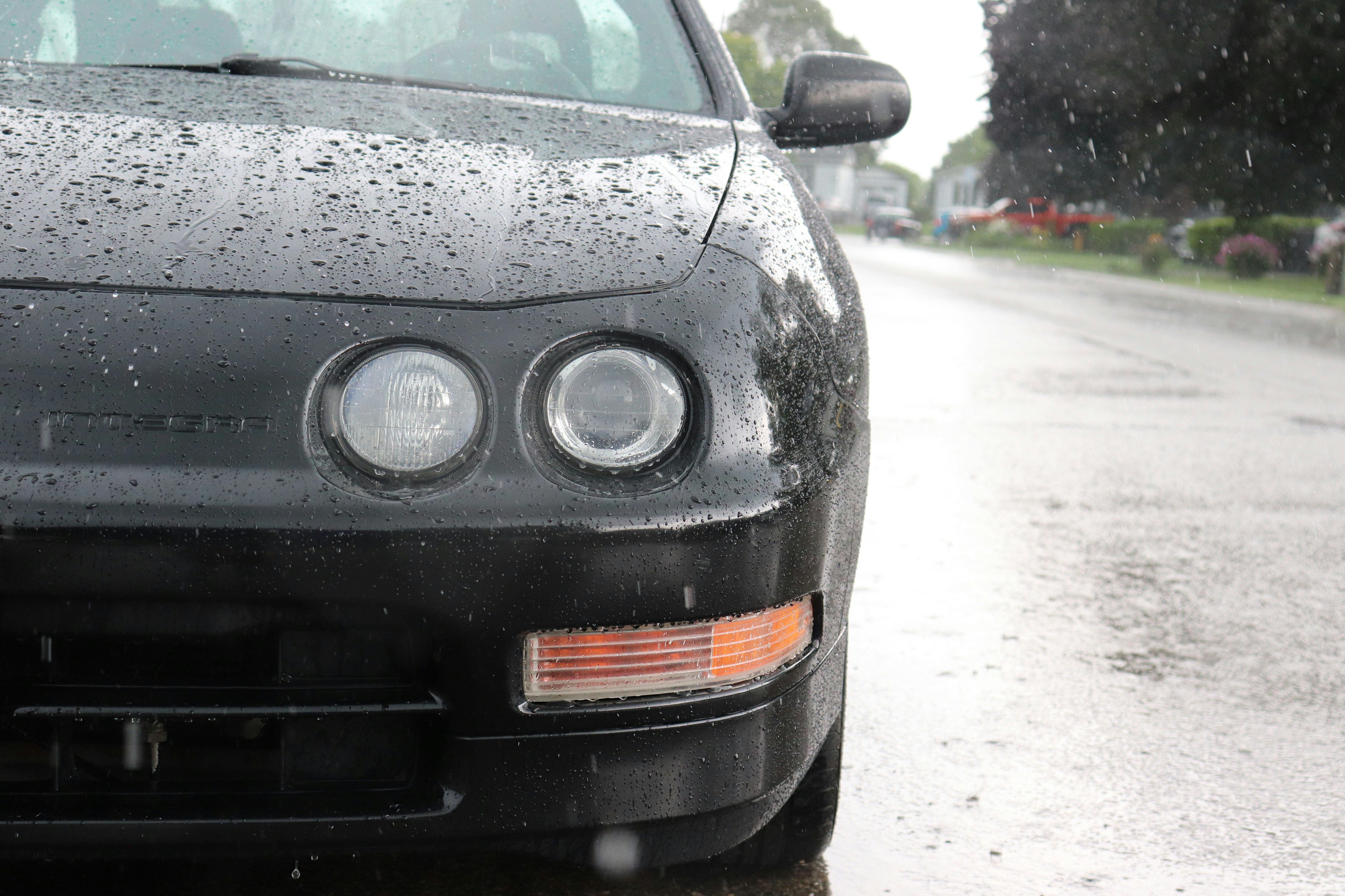 Foto zum Thema Ein Auto, das im Regen am Straßenrand geparkt ist ...
