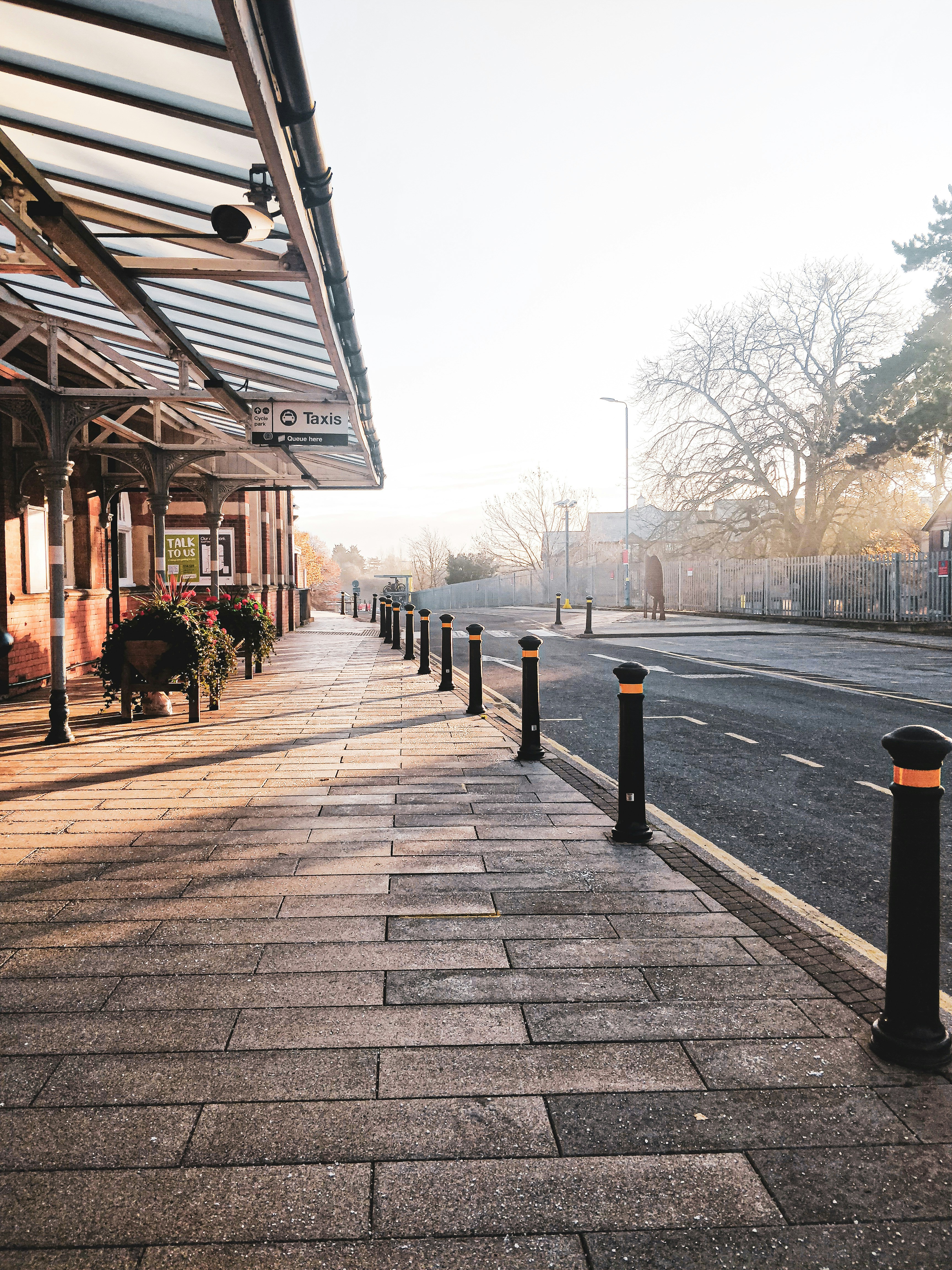 Un trottoir avec des poteaux noirs des deux côtés photo – Photo Route ...