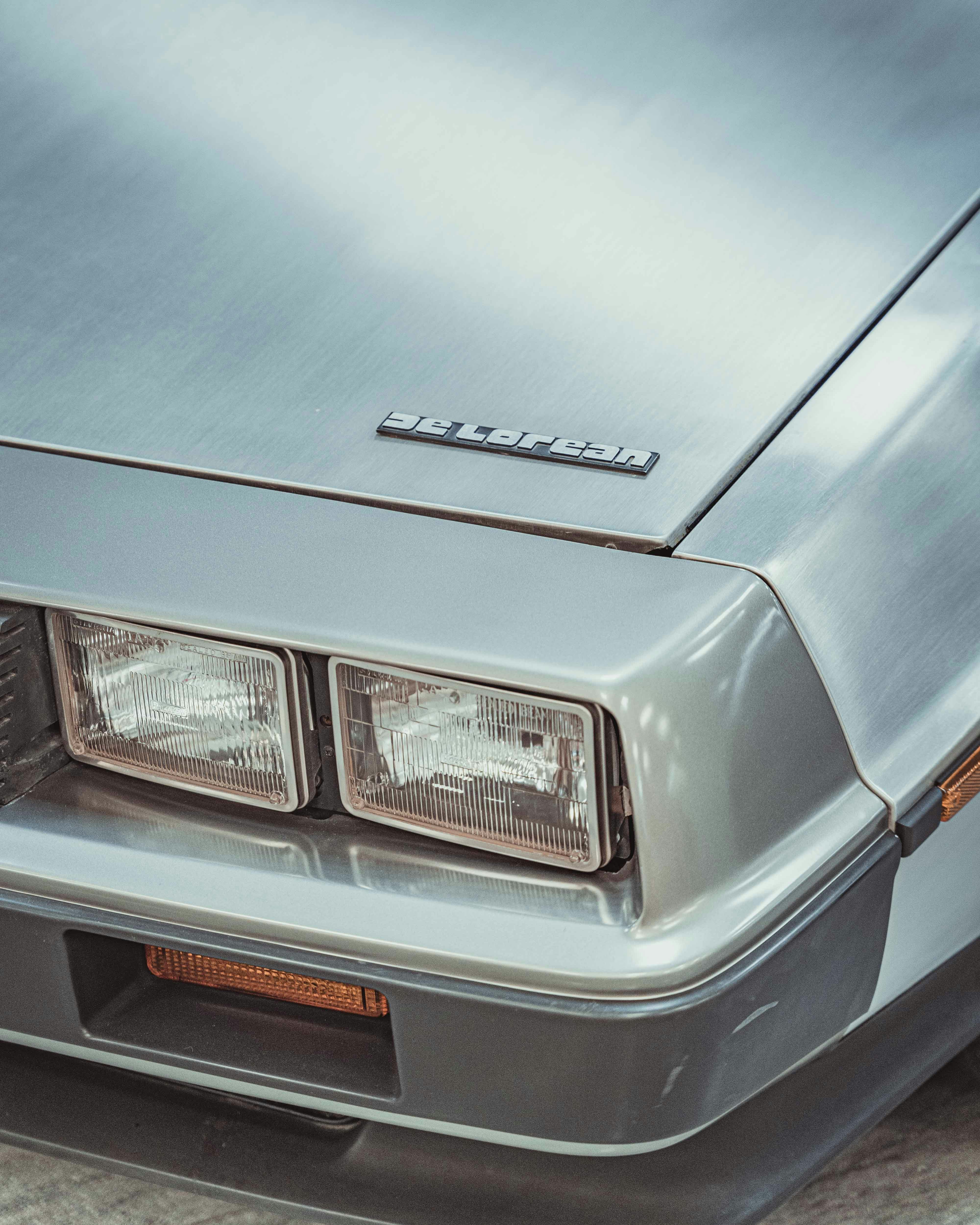 Un gros plan de l’avant d’une voiture photo – Photo Delorian Gratuite ...