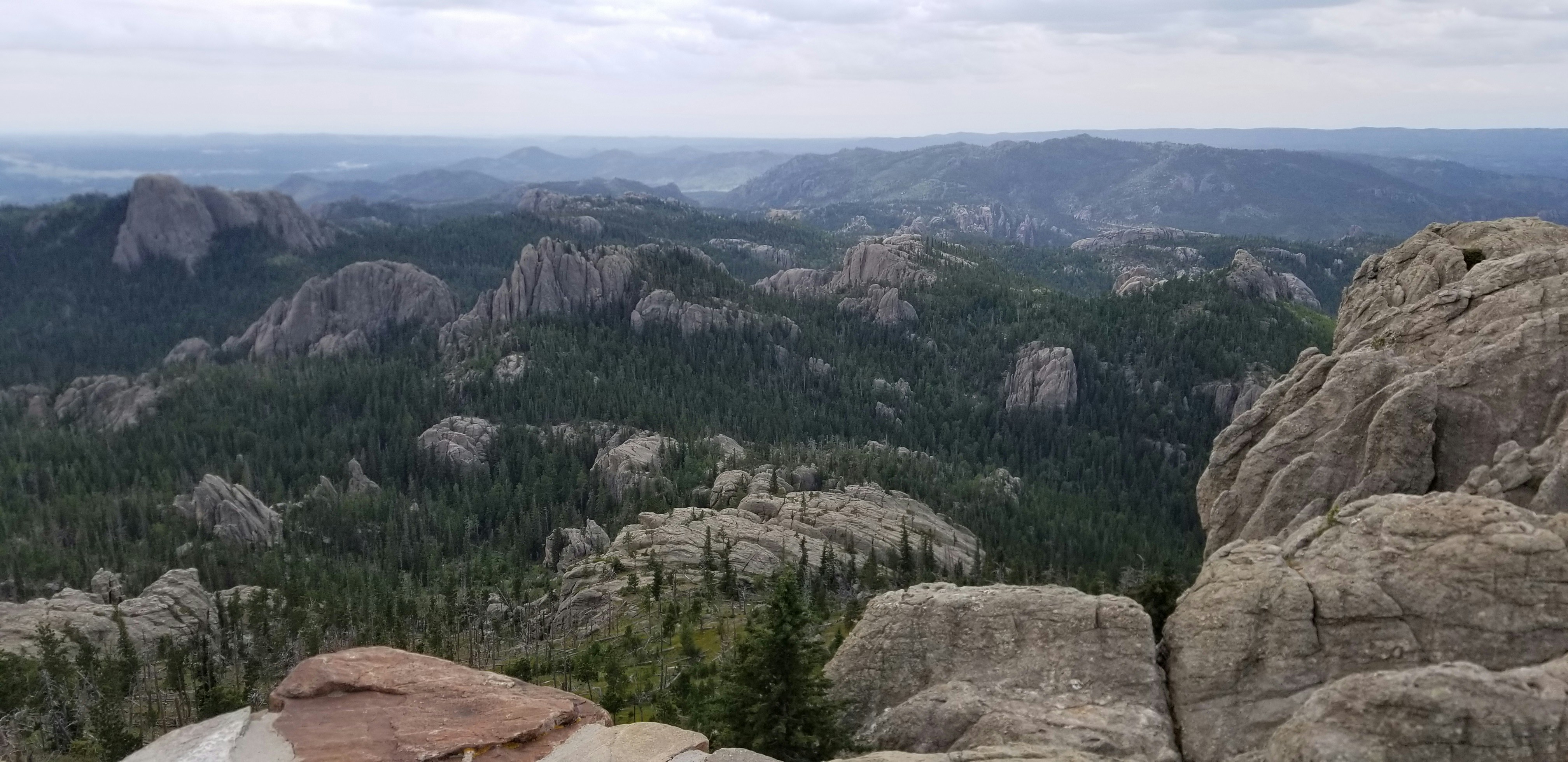 Une vue d’une chaîne de montagnes depuis le sommet d’une montagne photo ...