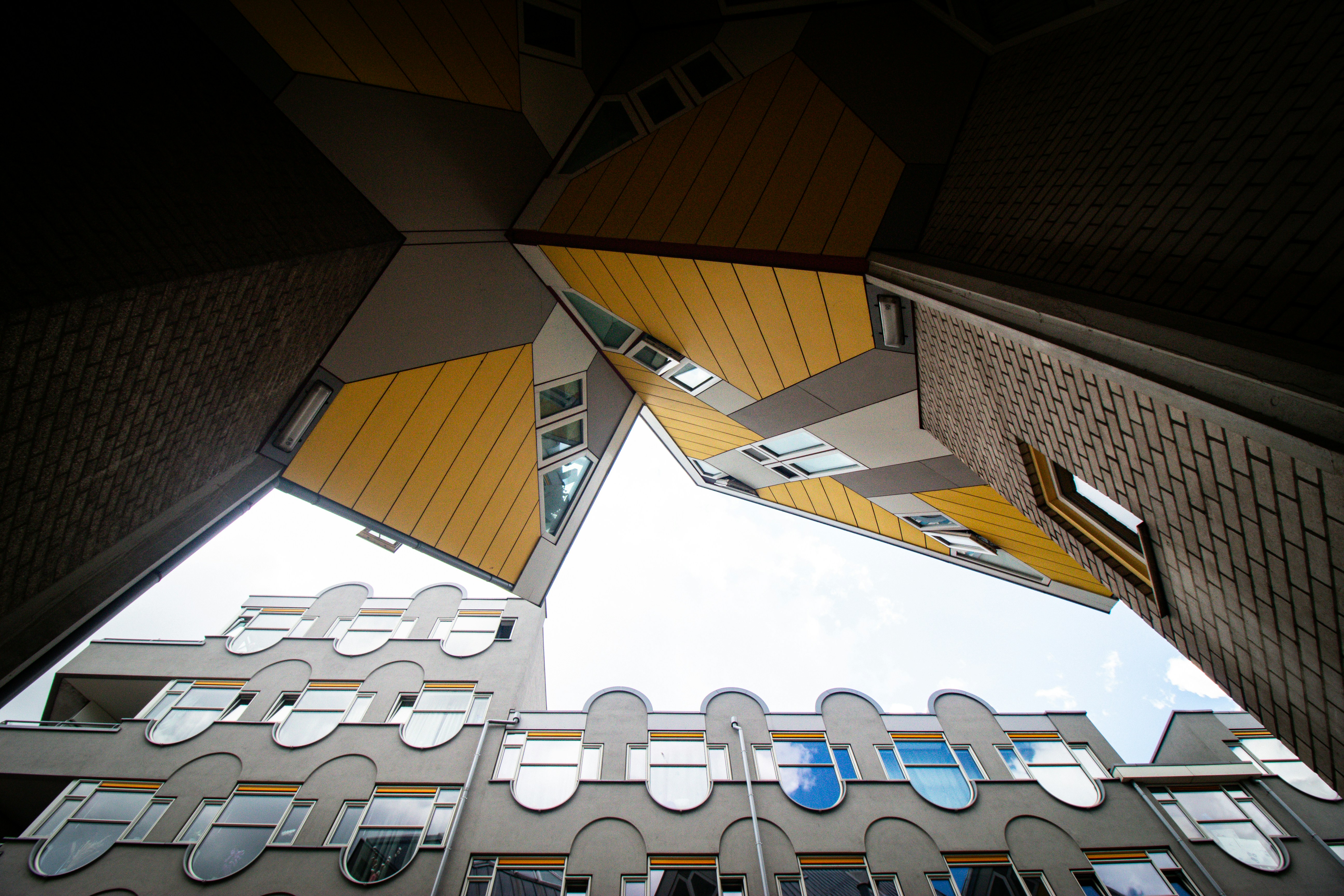 Foto Una vista mirando hacia un edificio desde abajo – Imagen Rotterdam ...
