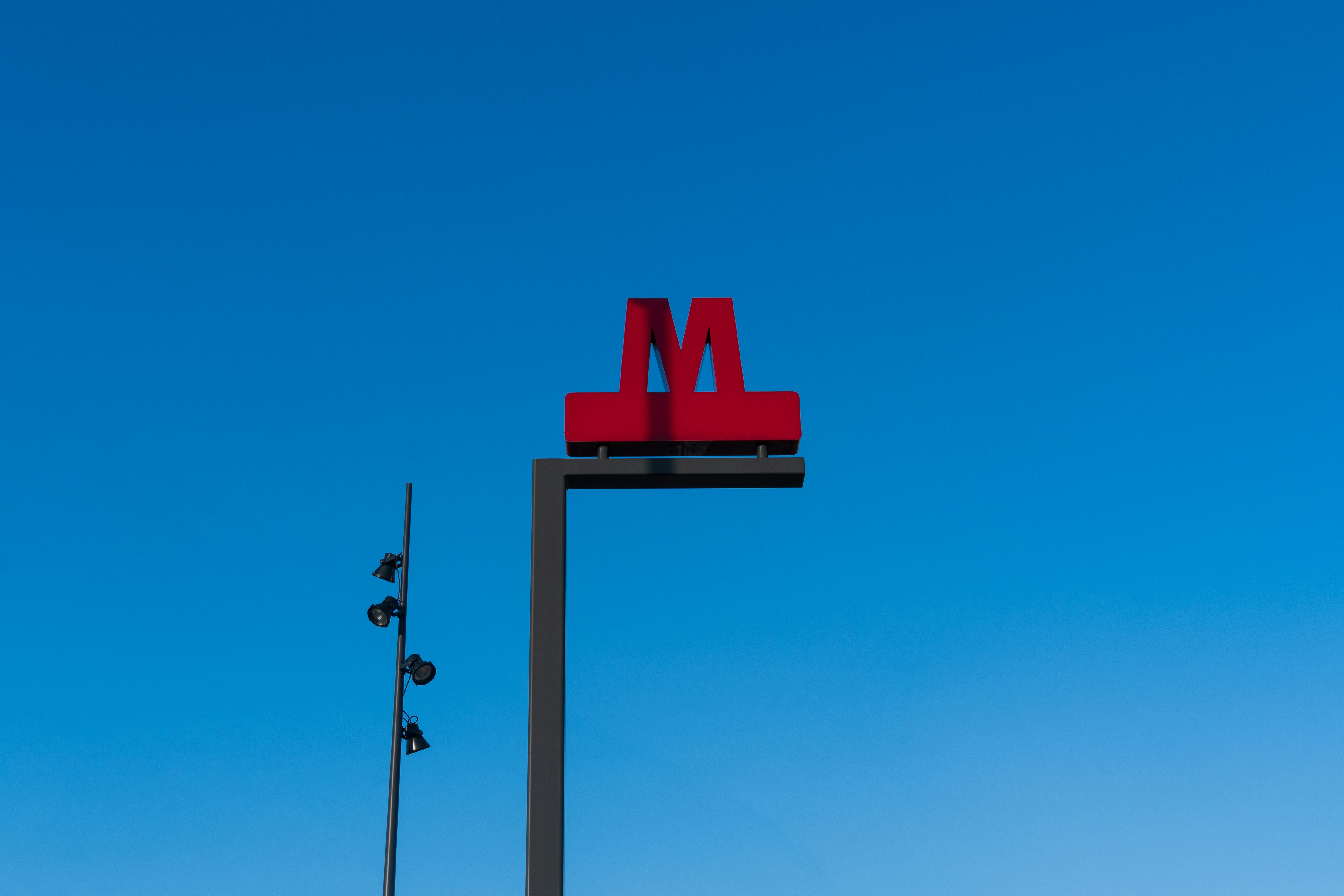 A red m sign on top of a tall pole photo – Free Denmark Image on Unsplash