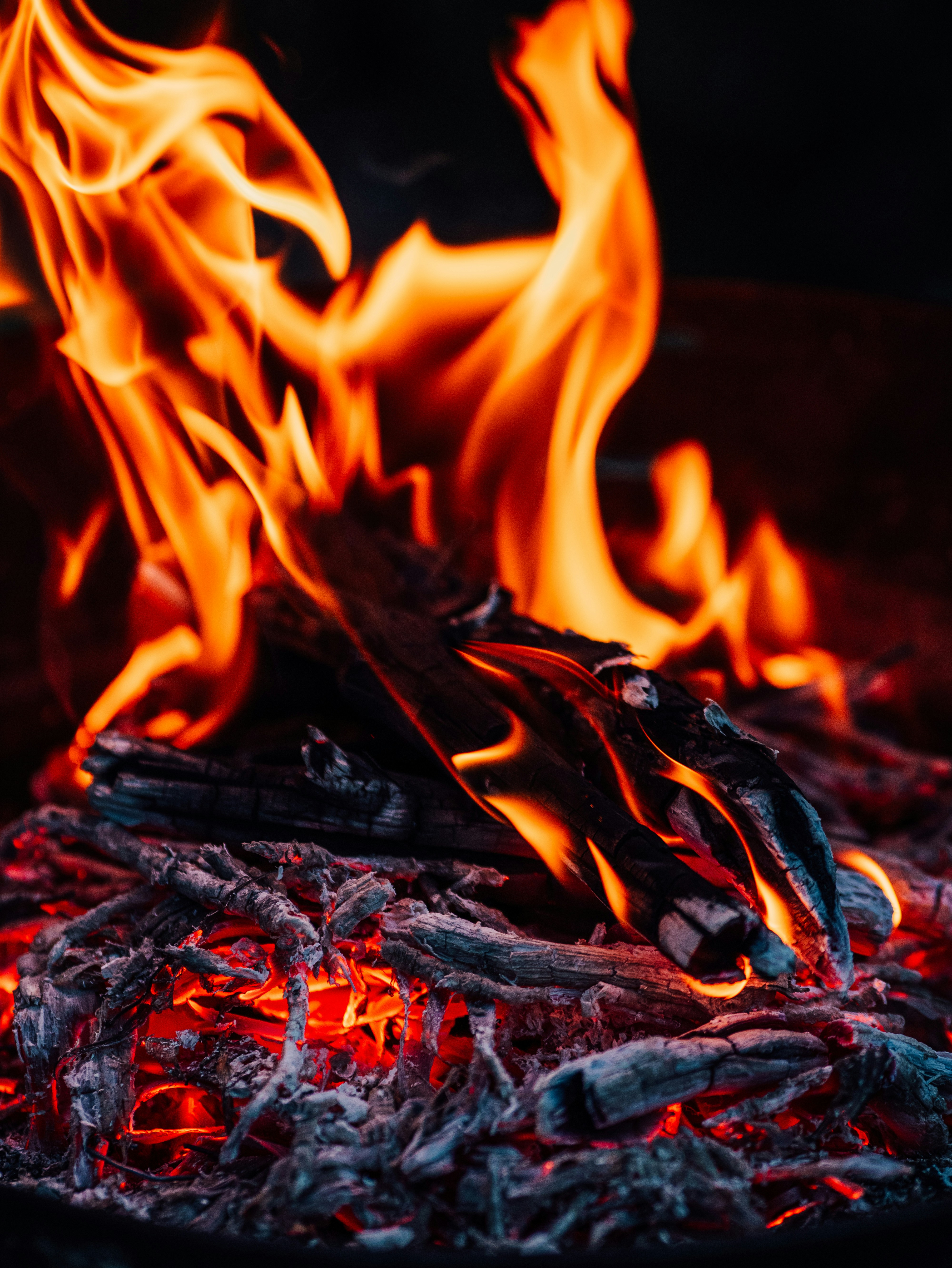 Foto Un primer plano de un fuego ardiendo en una olla – Imagen Fuego ...