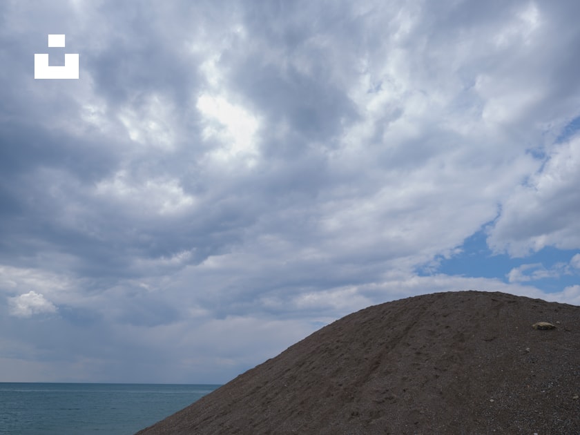 Un grand monticule de sable assis au sommet d’une plage photo – Photo L ... Un grand monticule de sable assis au sommet d’une plage photo – Photo L ...
