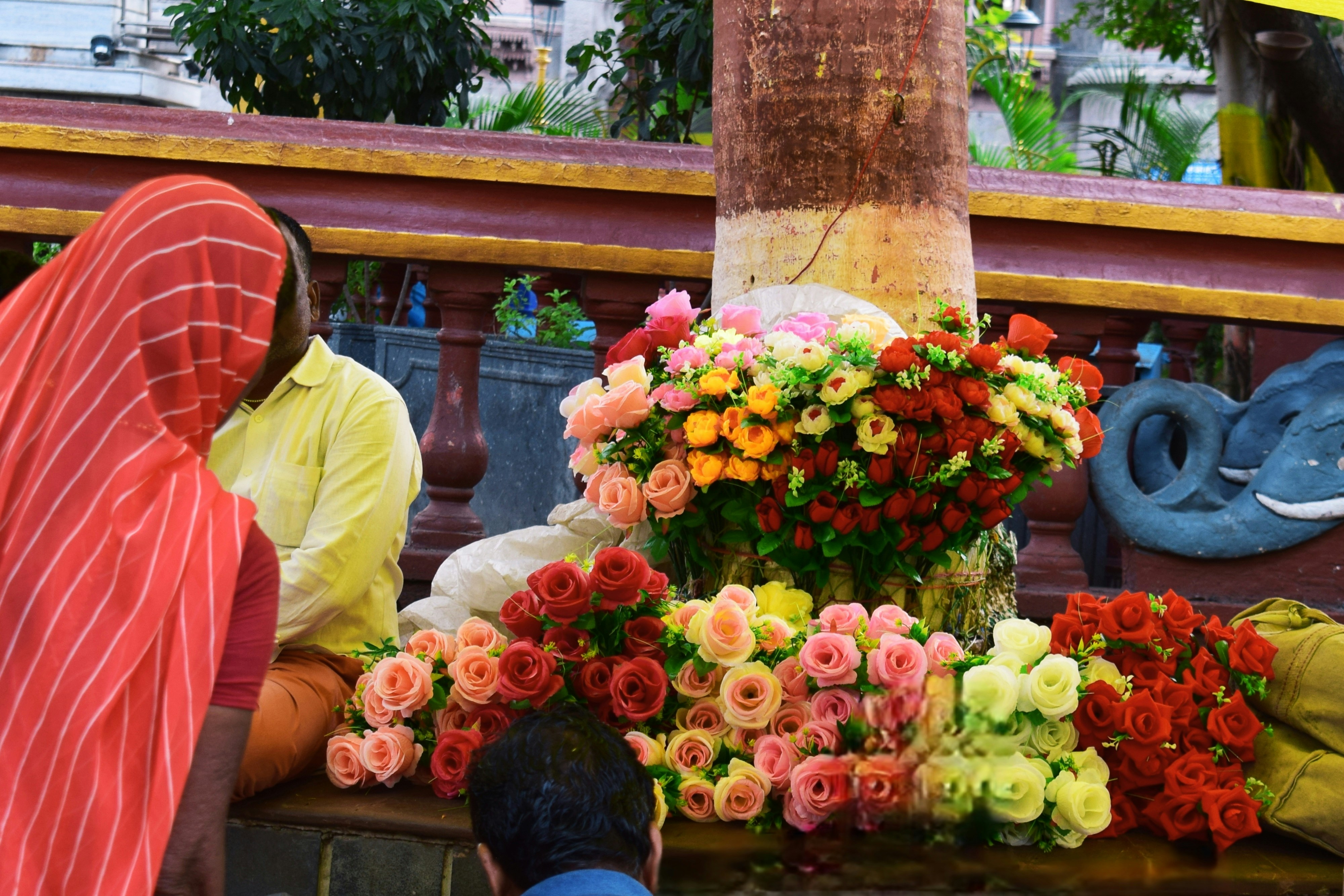 Rose Bouquet Shrine: Bouquets Crown a Temple Tree
