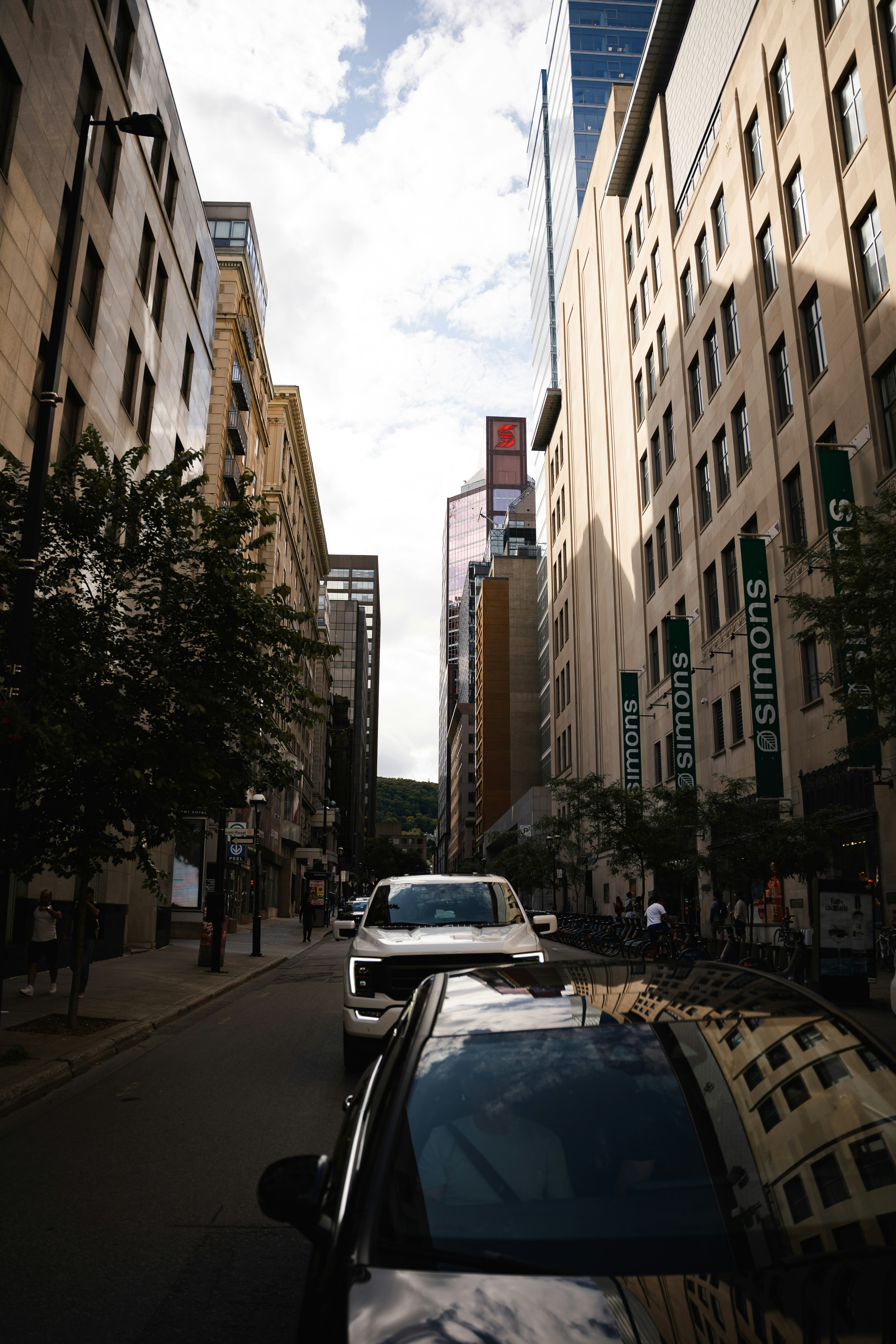 Foto Una calle de la ciudad llena de muchos edificios altos – Imagen ...