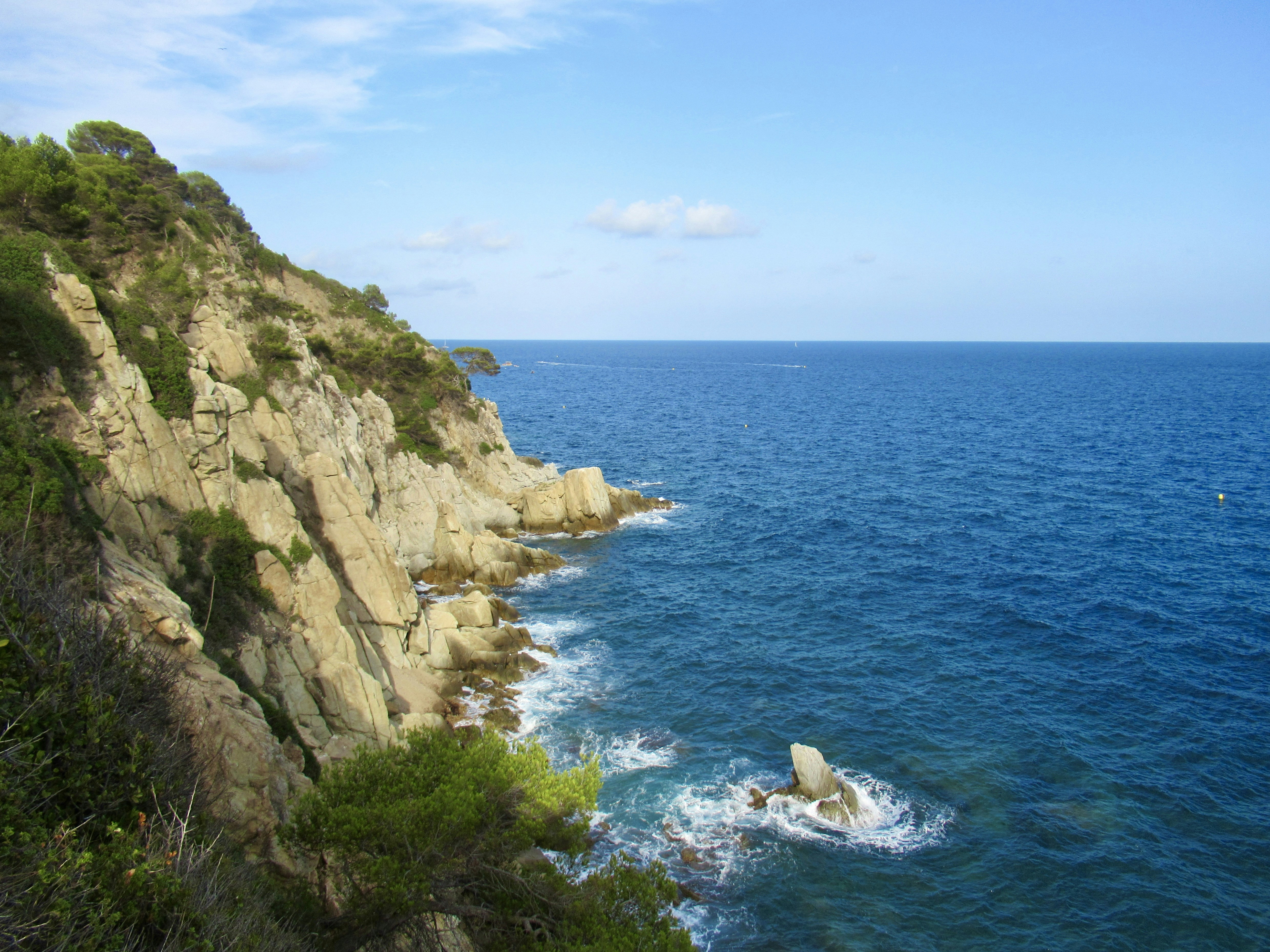 A view of the ocean from a cliff photo – Free Beach Image on Unsplash