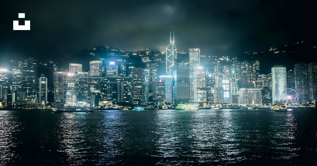 물에 반사되는 불빛이 있는 밤의 도시 스카이라인 사진 Unsplash의 무료 빅토리아 하버victoria Harbour 이미지