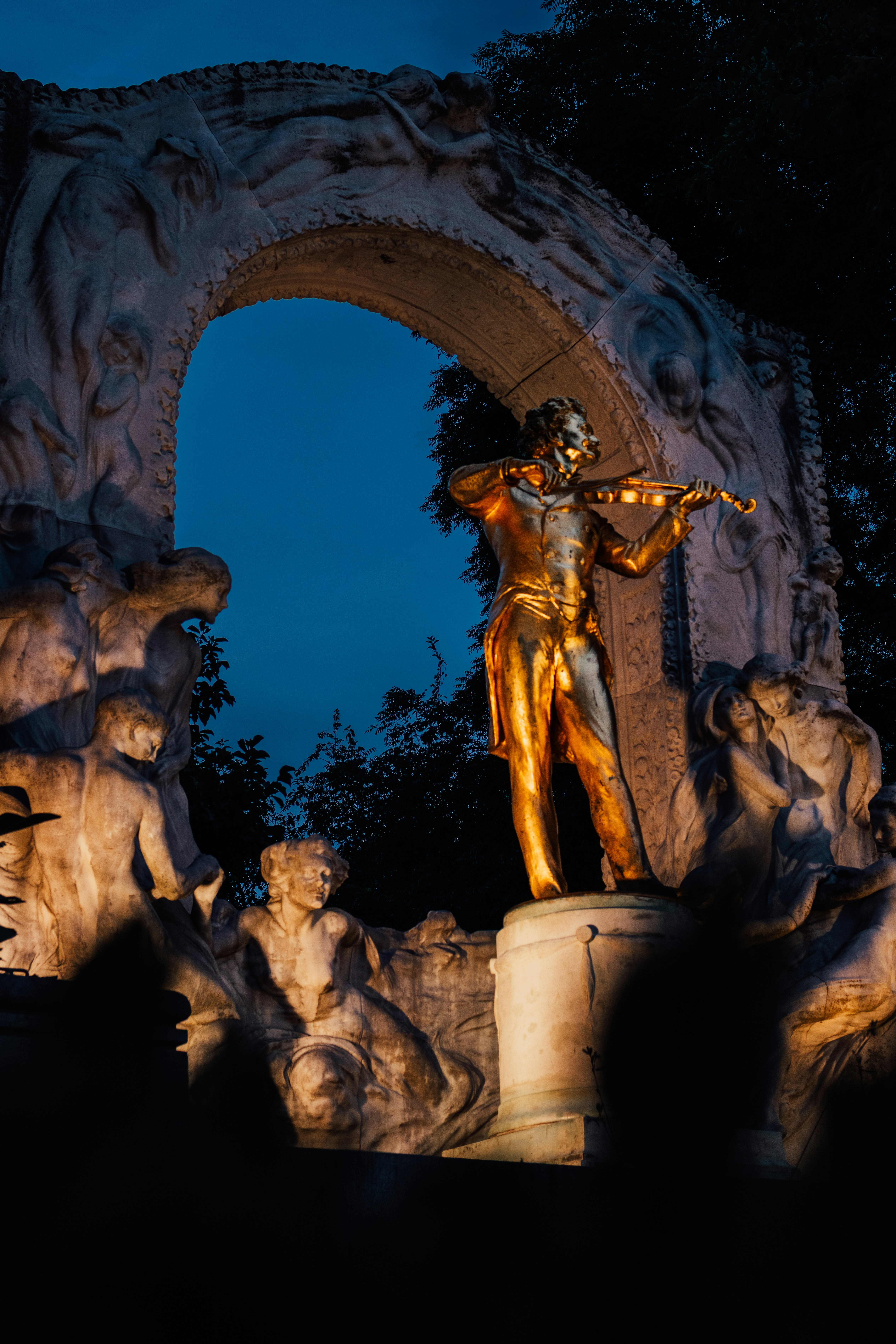 A statue of a man standing in front of an arch photo – Free Vienna ...