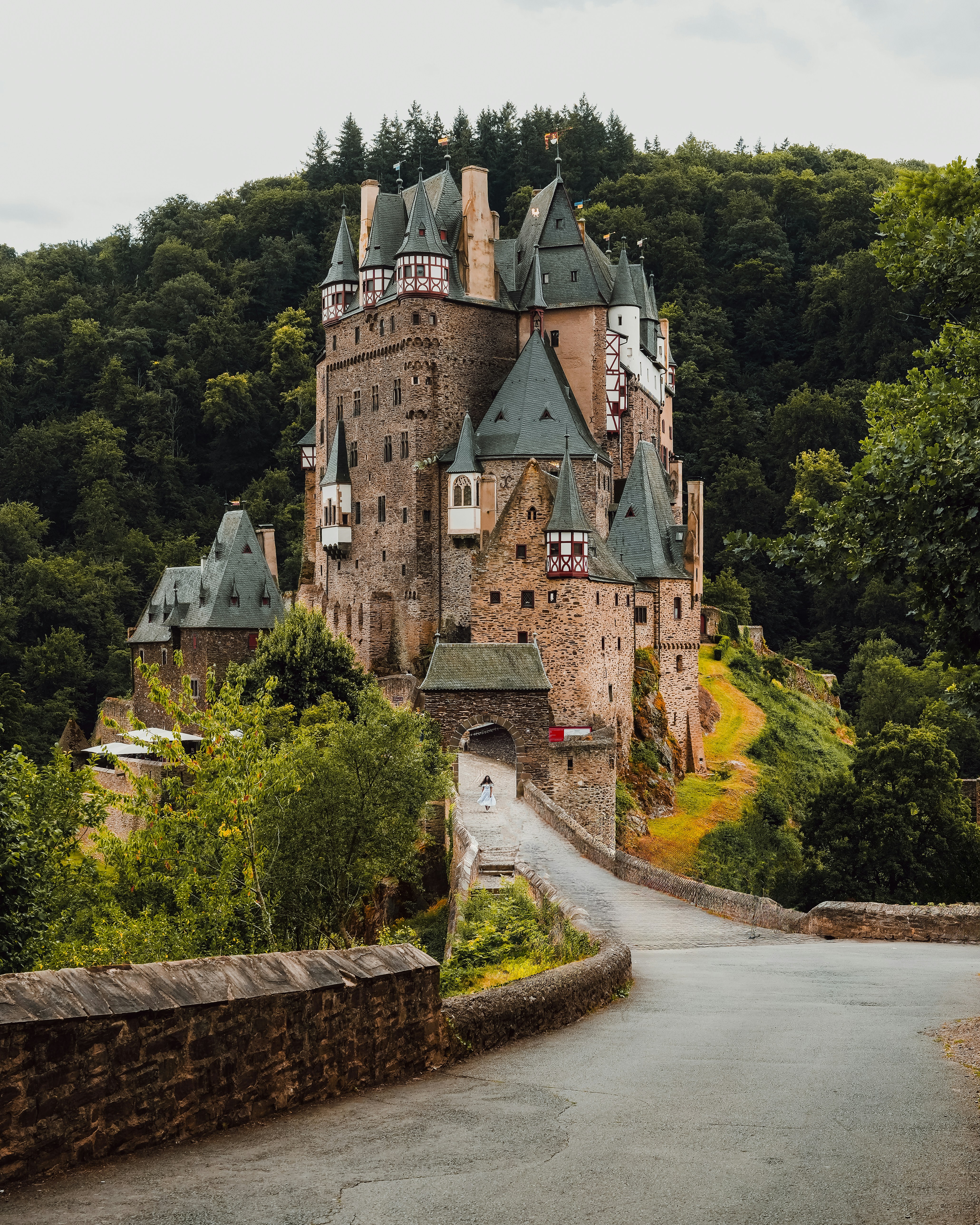 A large castle with a long driveway leading to it photo – Free ...