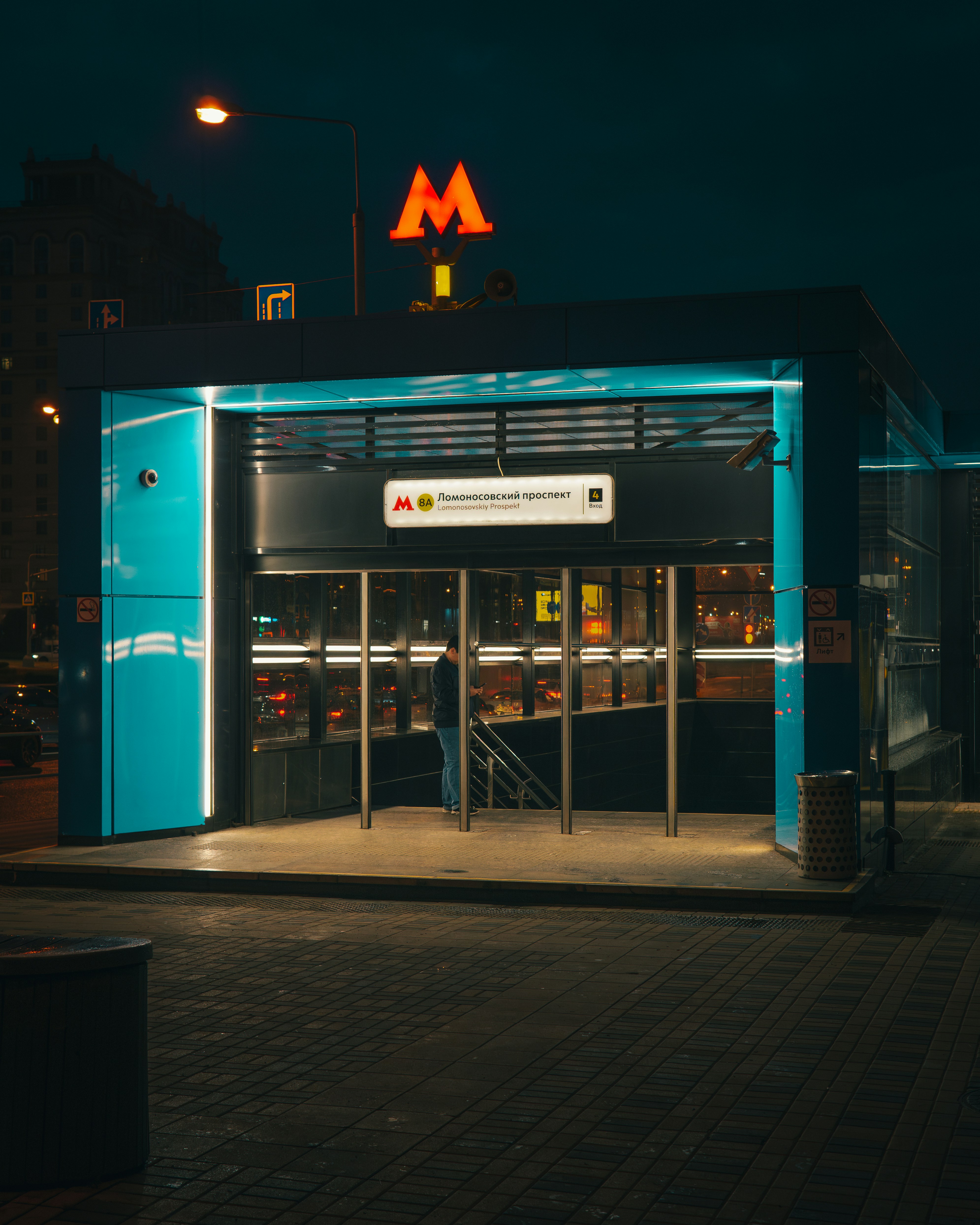 A building that has a sign on top of it photo – Free Man Image on Unsplash