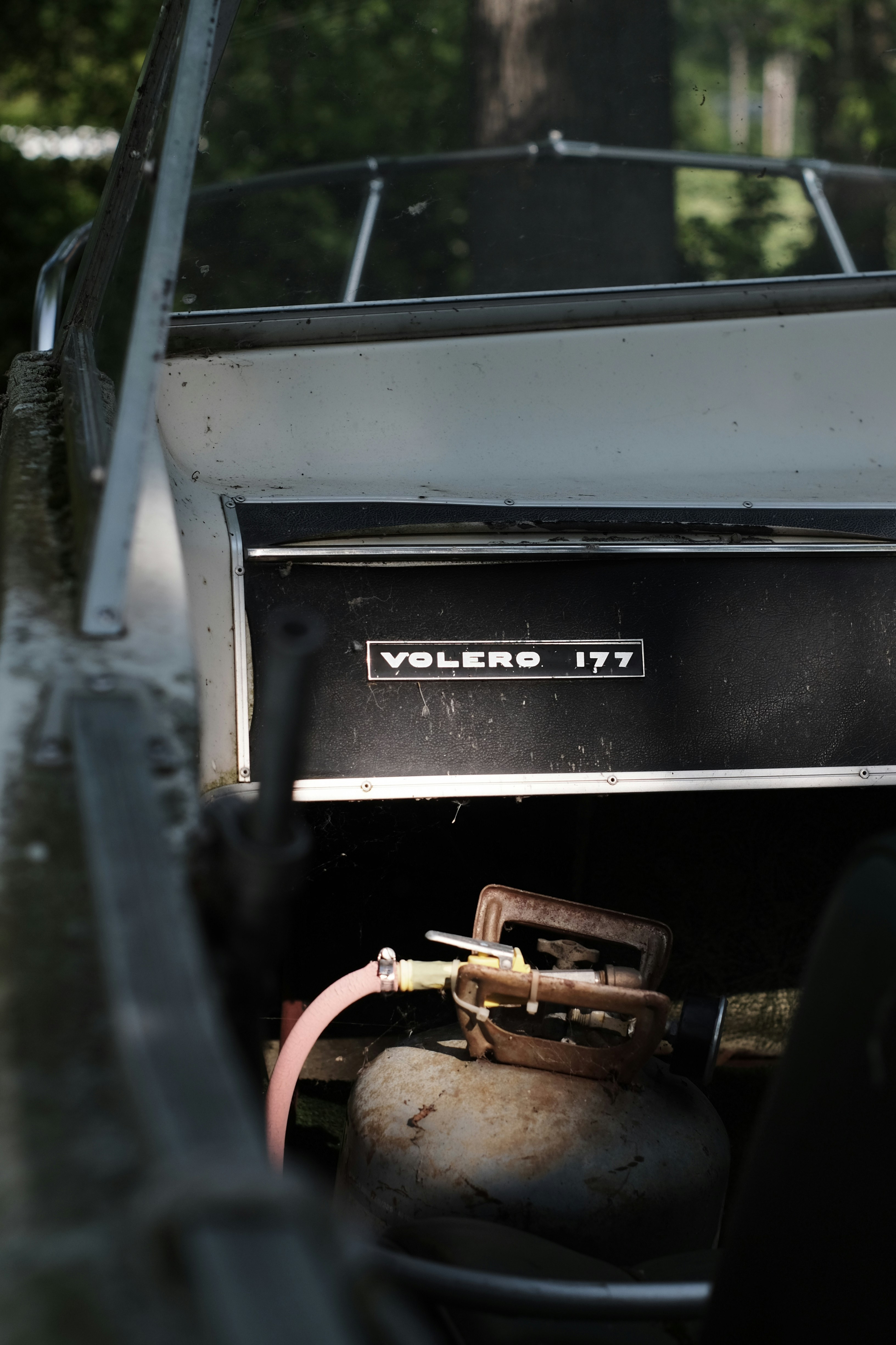 Volero '77: A Weathered Boat's Quiet Engine Bay