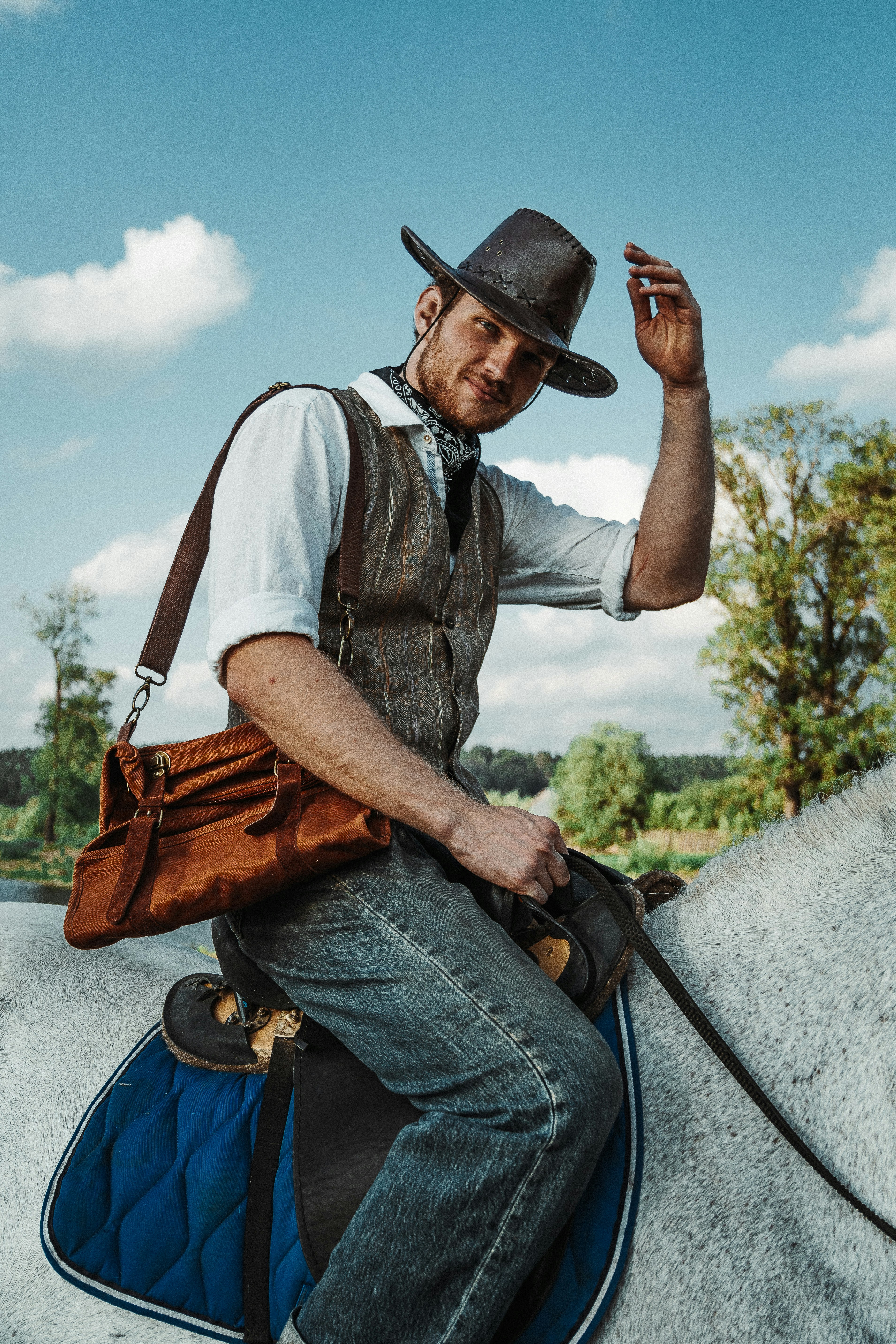 A man in a cowboy hat riding a horse photo – Free Man Image on Unsplash