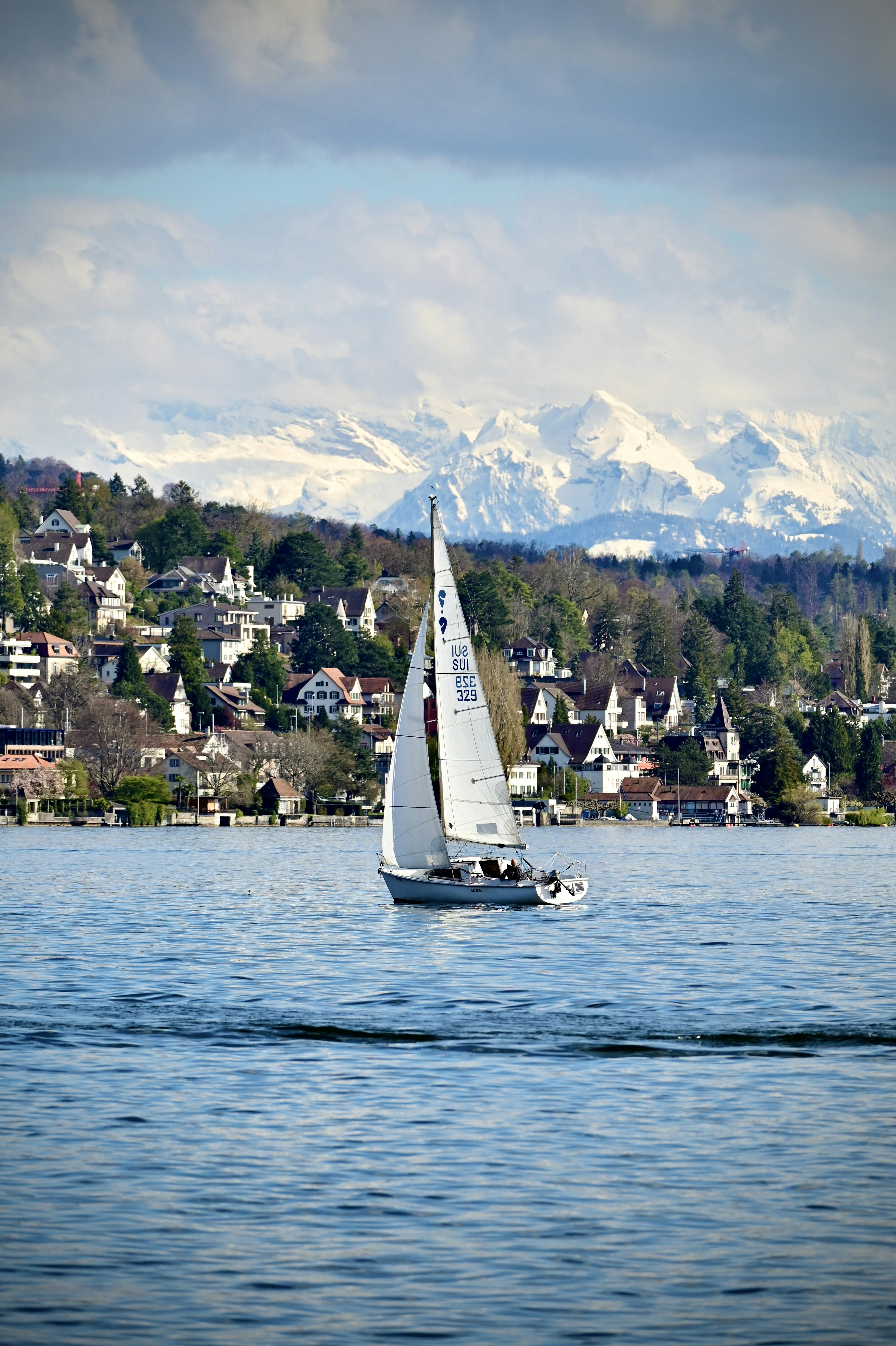 Ein Segelboot, das auf einem großen Gewässer segelt Foto – Kostenloses ...